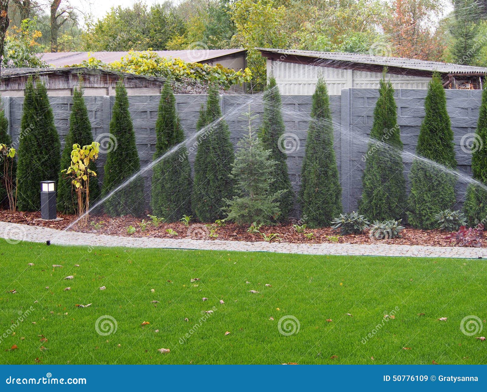 Tuinirrigatie, Werkende Sproeiers Stock Afbeelding - Image of ...