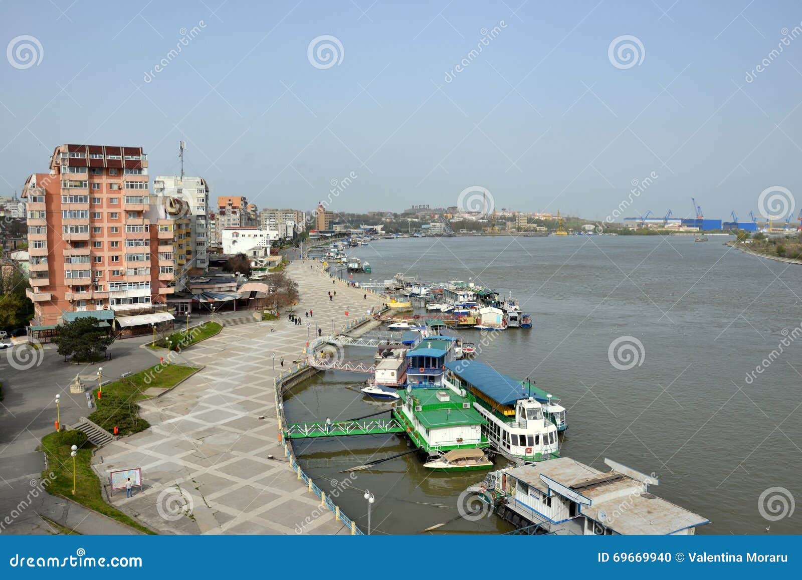 Tulcea image éditorial. Image du hôtel, maisons, ville - 69669940