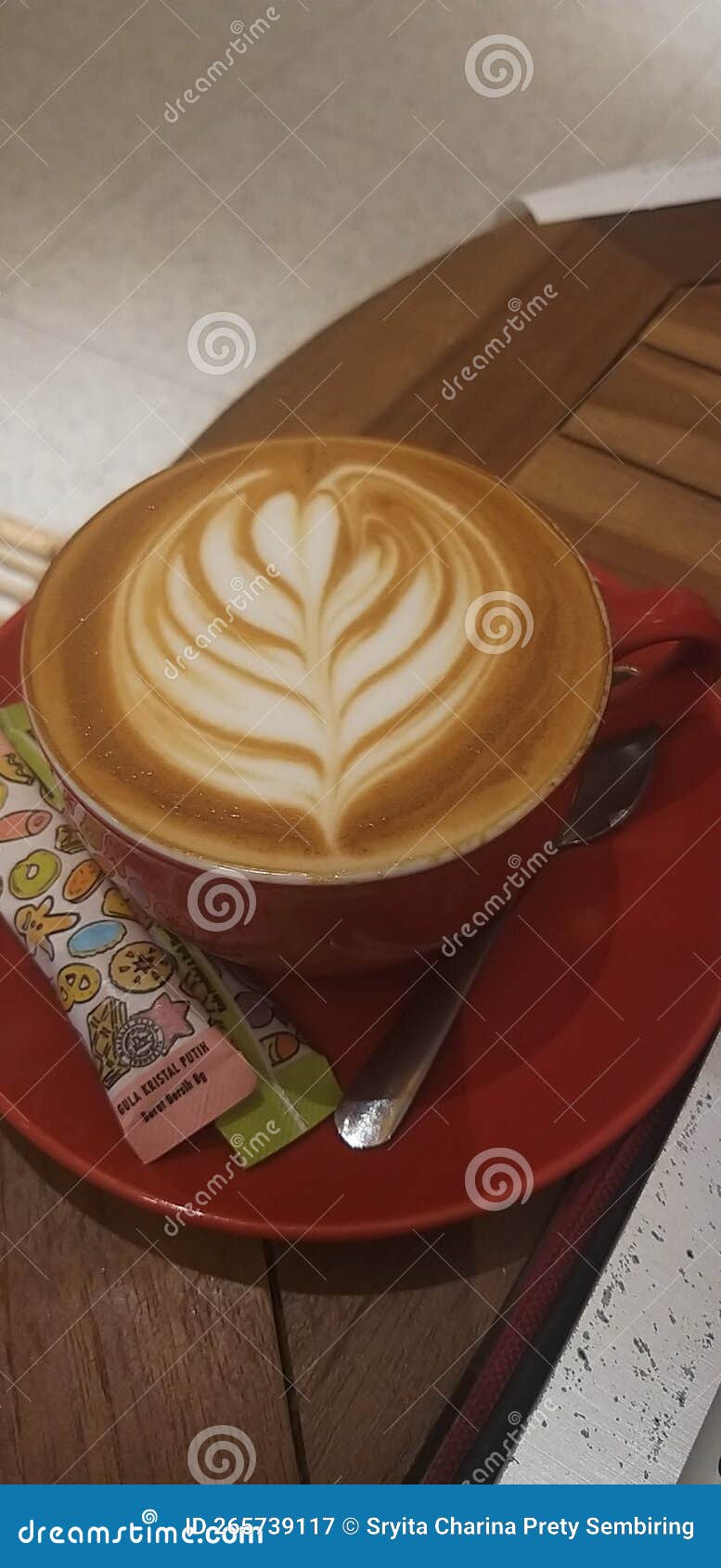 Tulip pattern Latte art editorial photography. Image of barista - 265739117