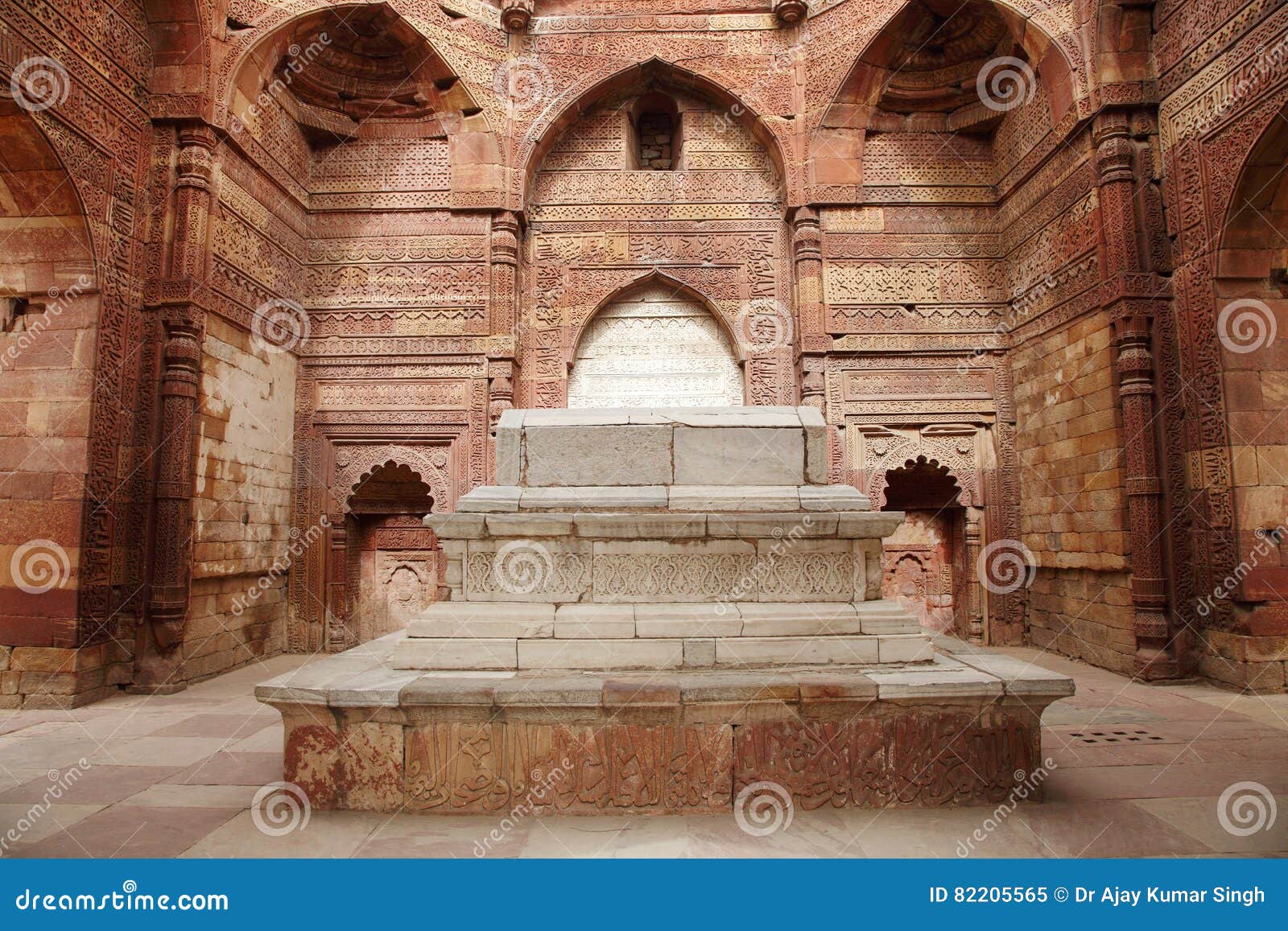 Tumba De Iltutmish En El Complejo De Qutub Minar Imagen de archivo ...