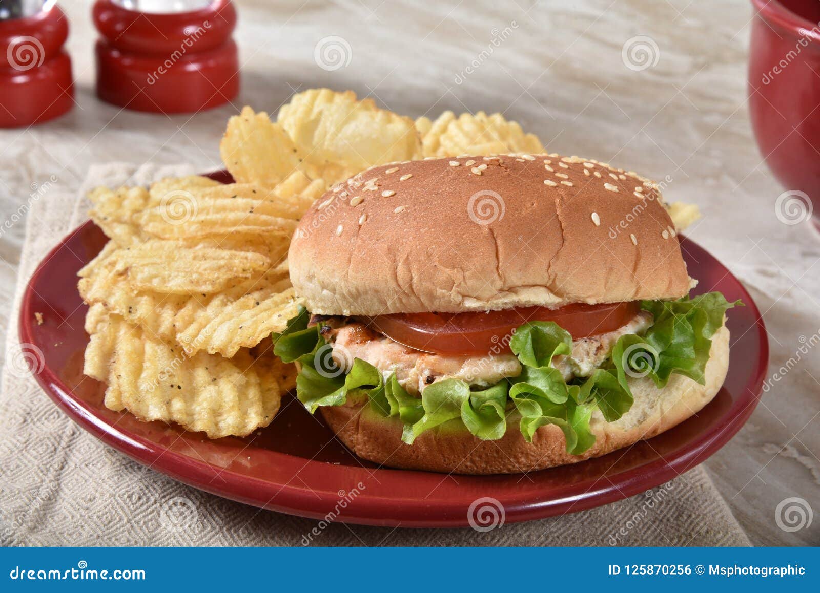 Tuna Burger Com Microplaquetas De Batata Foto de Stock - Imagem de atum ...