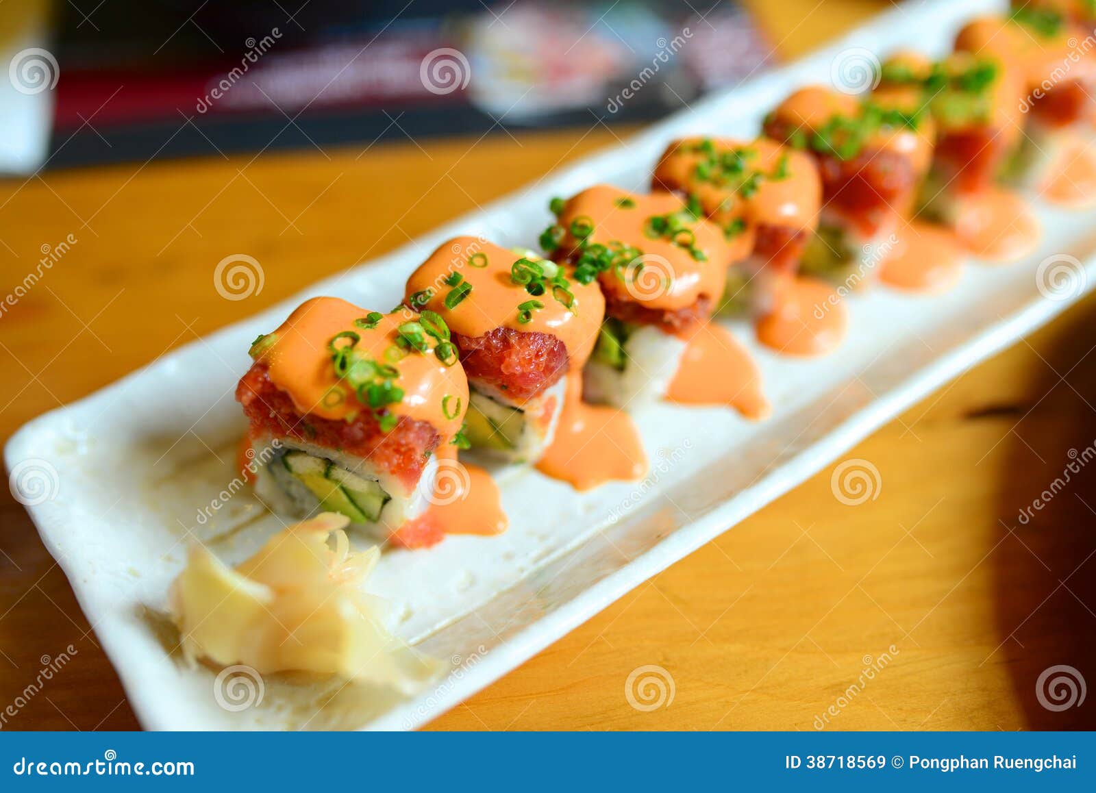 Tuna Sushi con la salsa imagen de archivo. Imagen de asia - 38718569