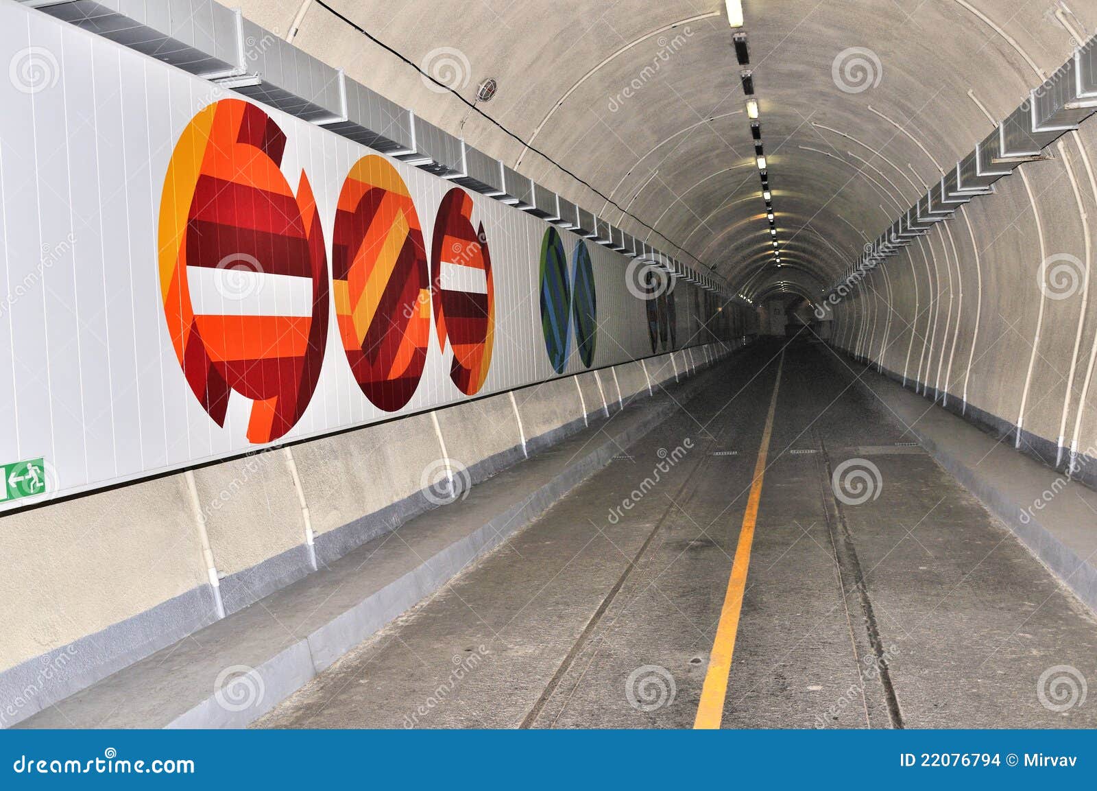 Tunel photo stock. Image du route, congé, personne, liberté - 22076794