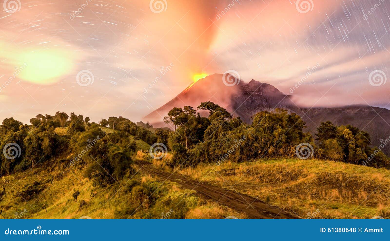 Tungurahua Volcano Erupting Long Exposure Foto de Stock - Imagem de ...