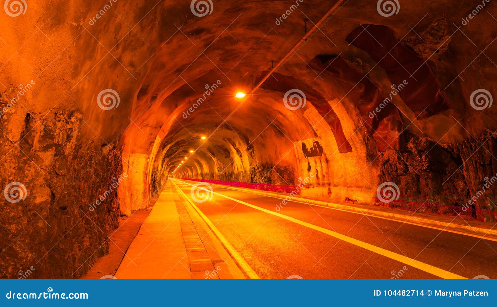 Tunnel photo stock. Image du lumière, brouillard, ciel - 104482714