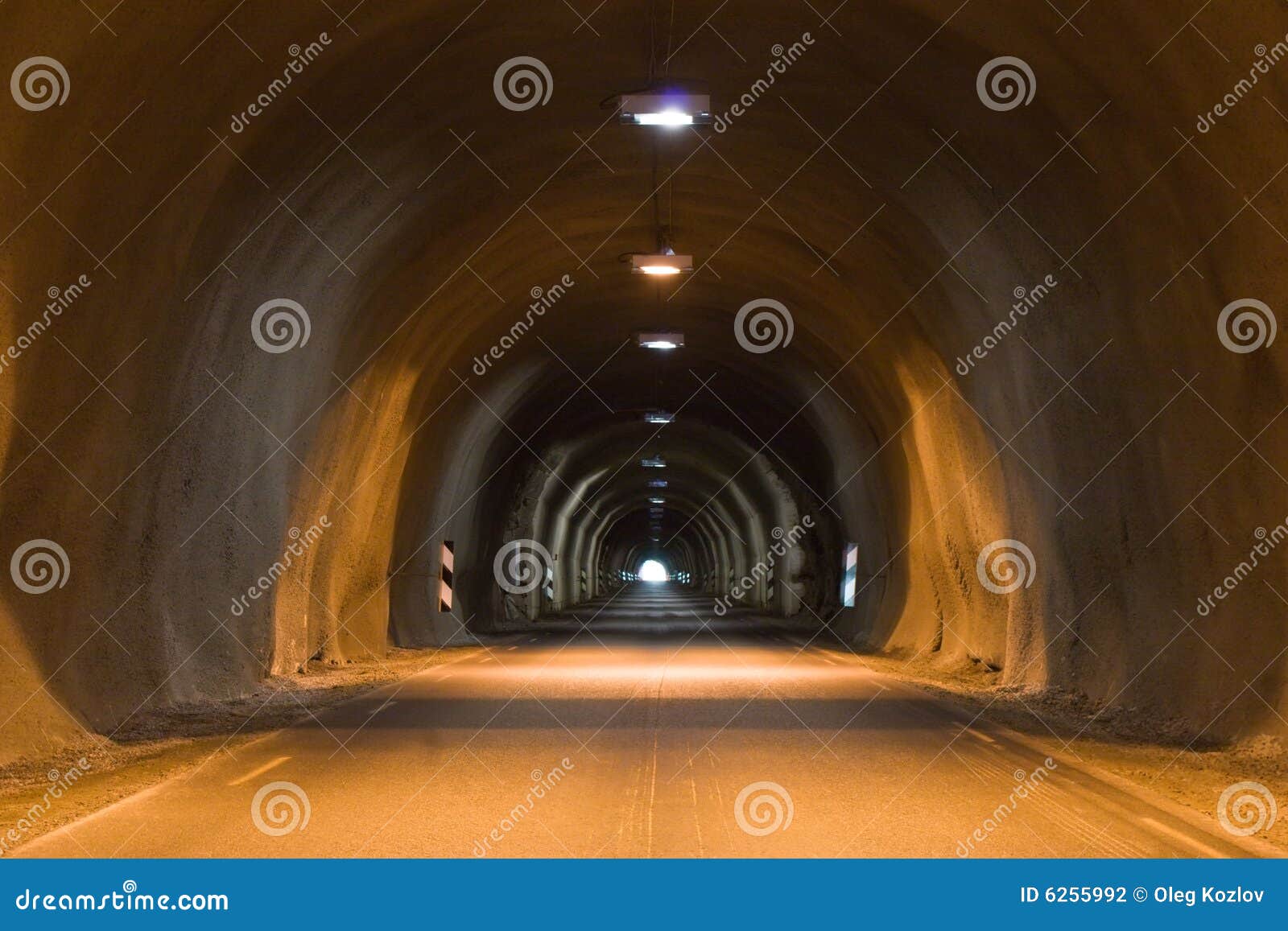 Tunnel photo stock. Image du voyage, transport, éclairage - 6255992