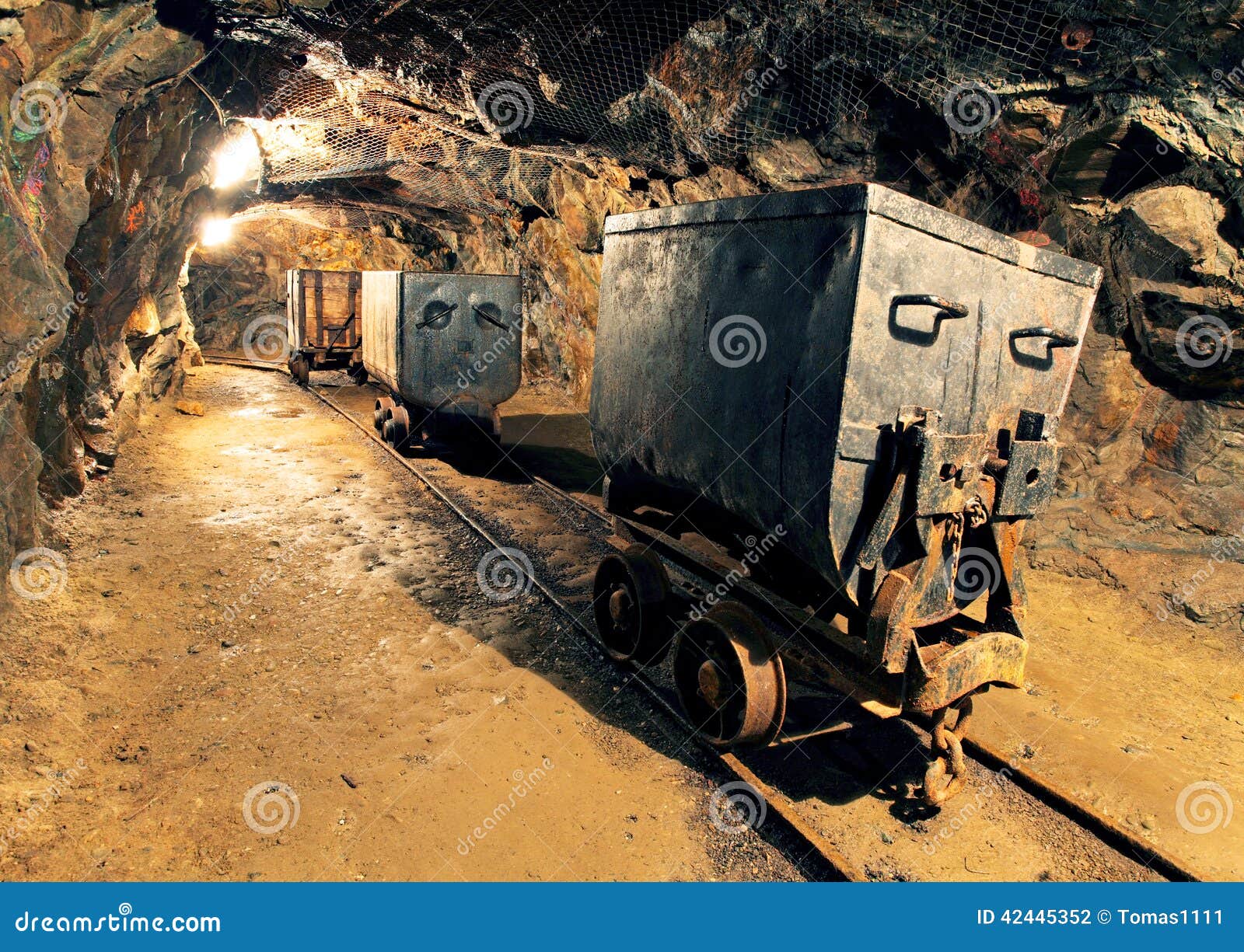 Tunnel De Mine Souterraine, Industrie Minière Photo stock - Image of ...