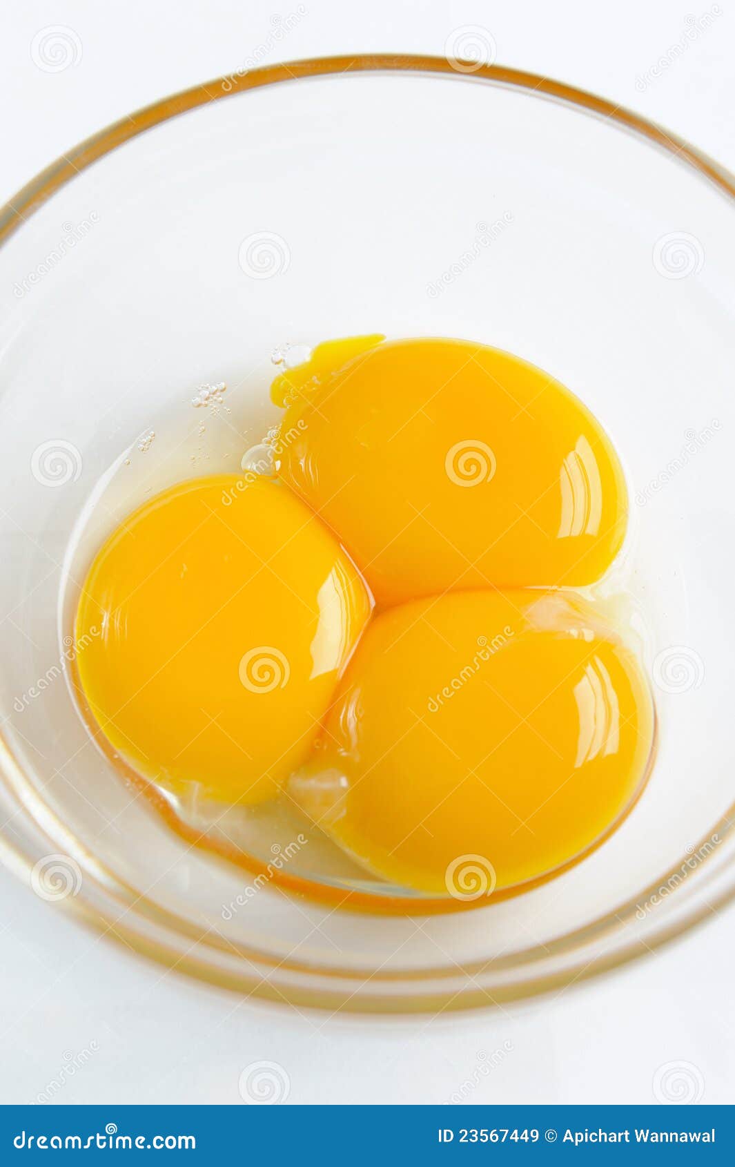 Tuorlo d'uovo immagine stock. Immagine di sano, incrinato - 23567449