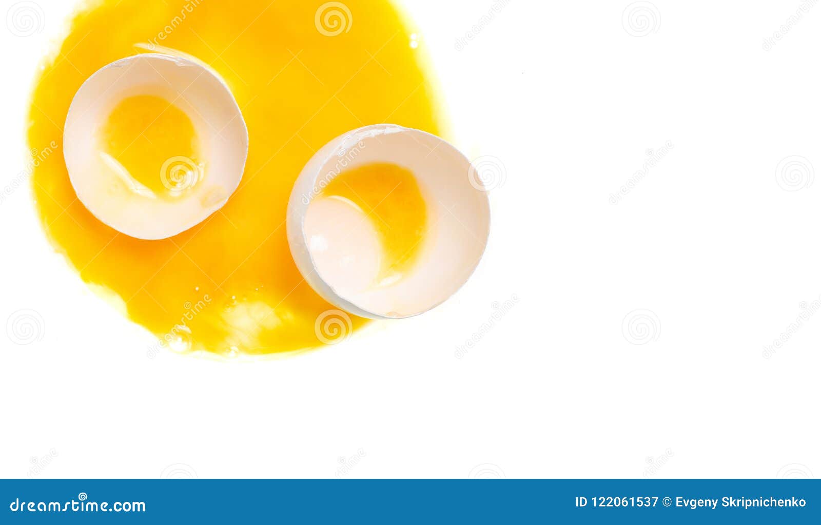 Tuorlo d'uovo rotto immagine stock. Immagine di cucina - 122061537