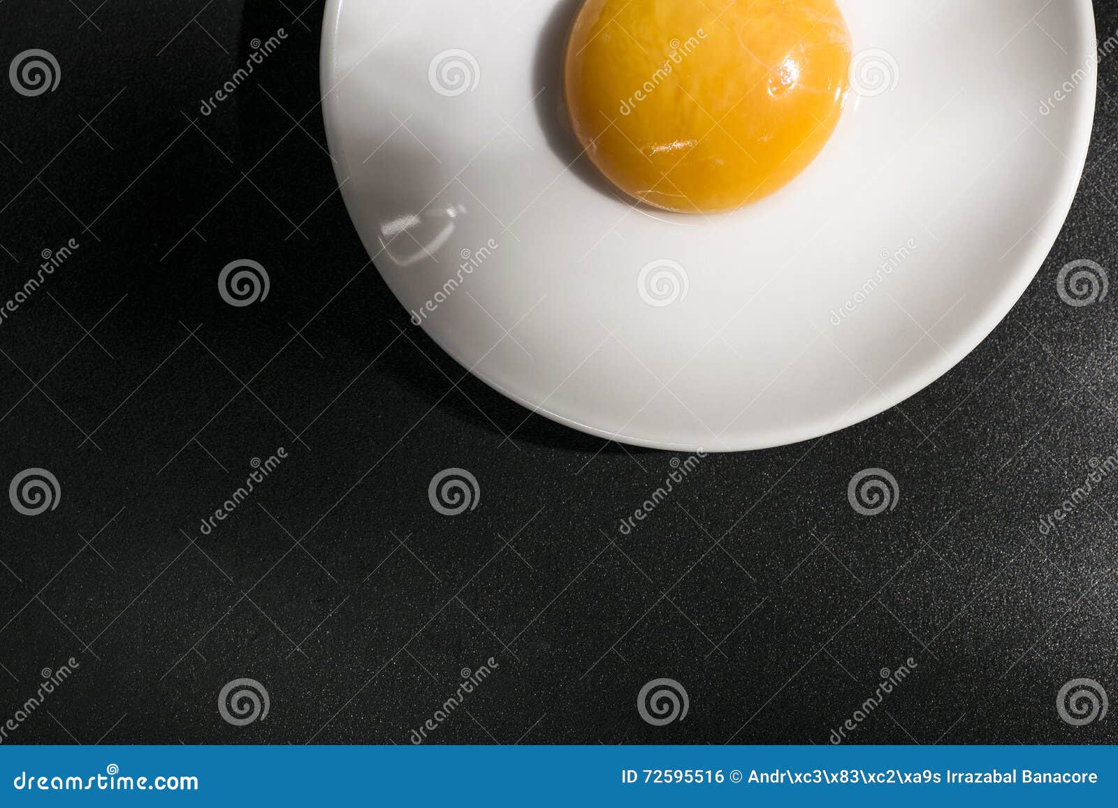 Tuorlo in un piatto fotografia stock. Immagine di piastra - 72595516