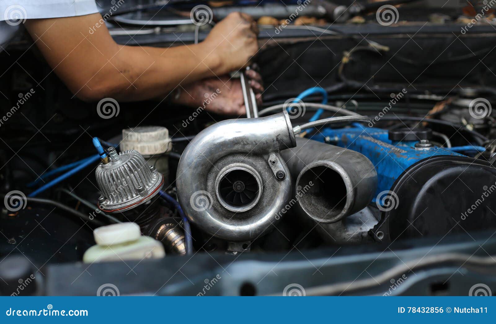 Turbolader Op Motor Van Een Auto Stock Foto - Image of staal ...