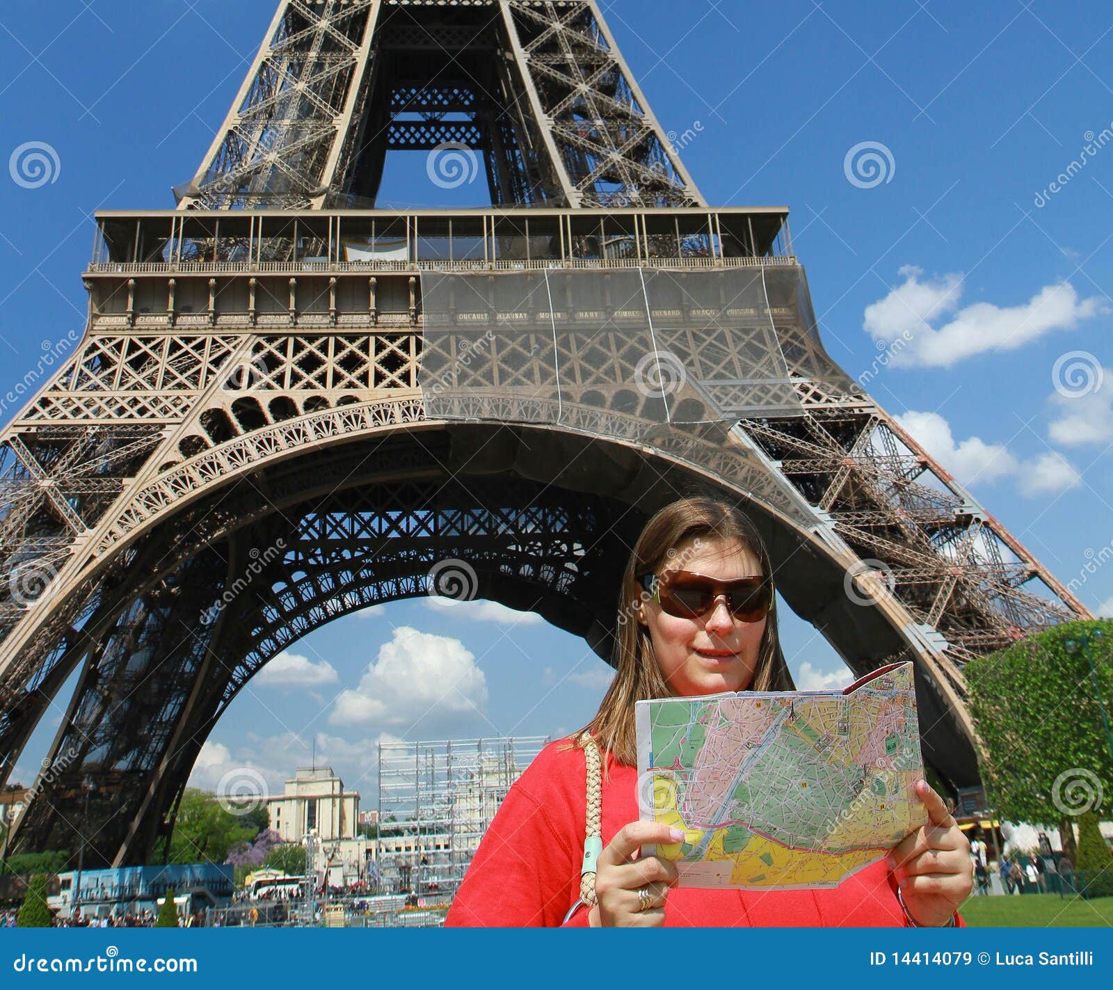 A turist near Tour Eiffel stock image. Image of paris - 14414079