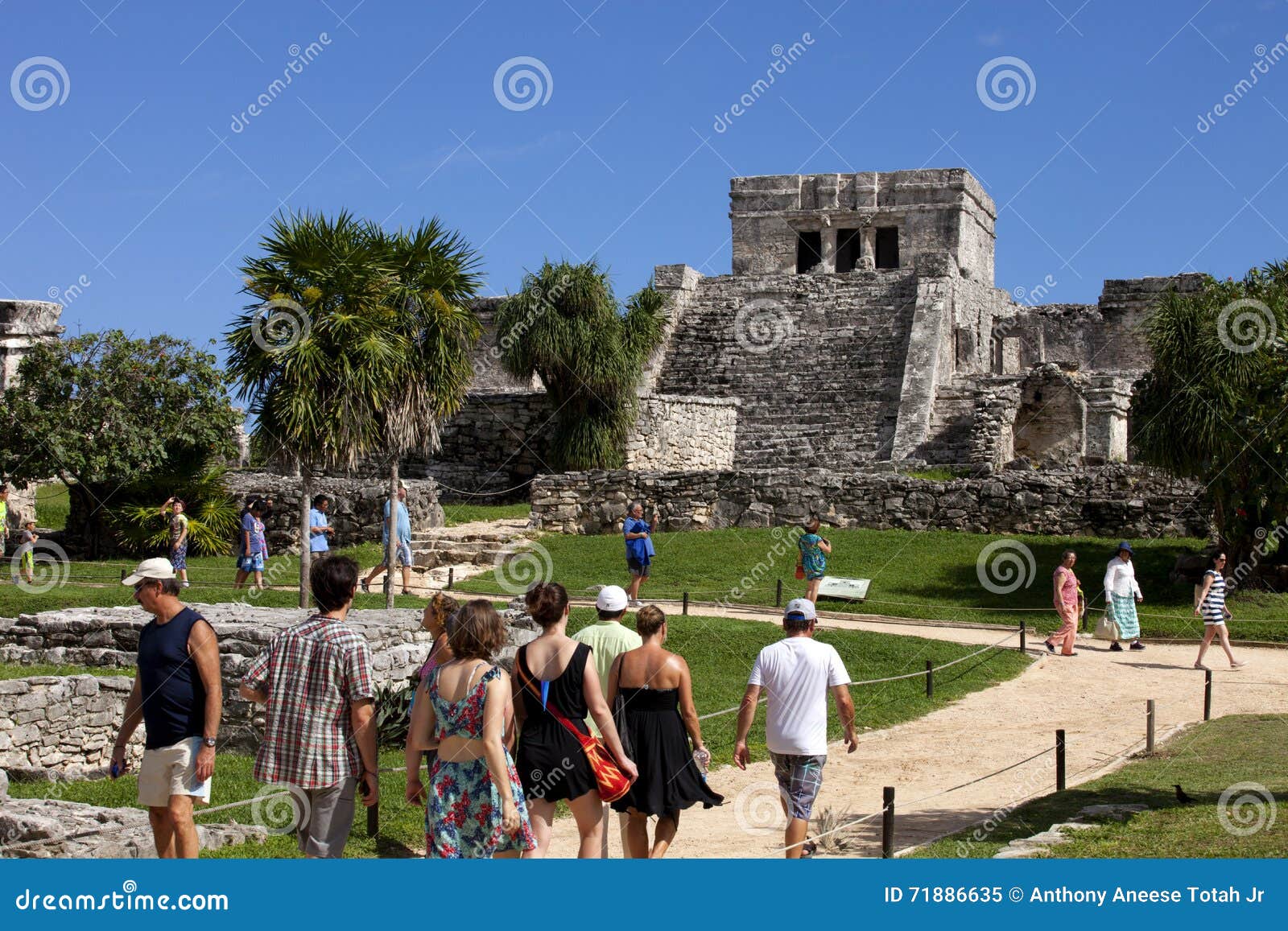 Turista Alle Tempie Maya a Tulum, Messico Immagine Editoriale ...
