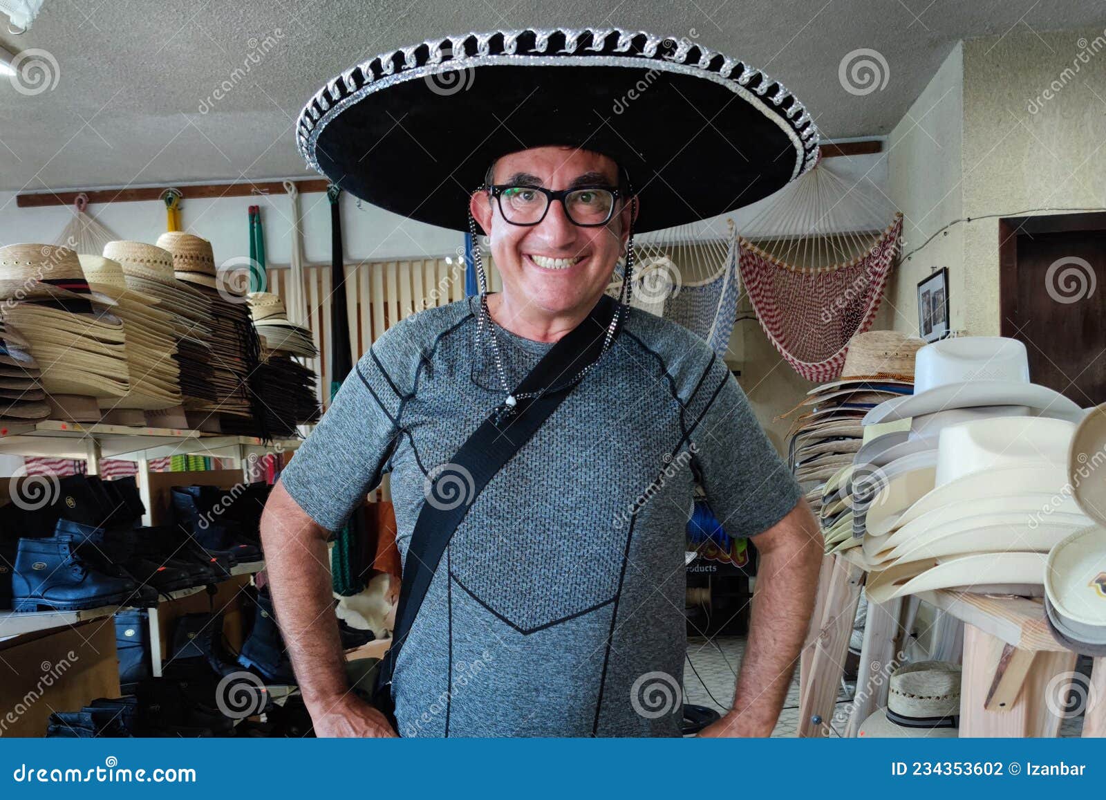 Turista Con Sombrero Mexicano De Vaca Con Sombrero Mexicano Foto de ...