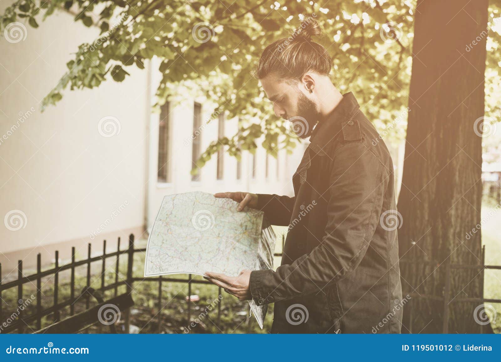 Turista Que Busca Lugares En Un Mapa Foto de archivo - Imagen de viaje ...