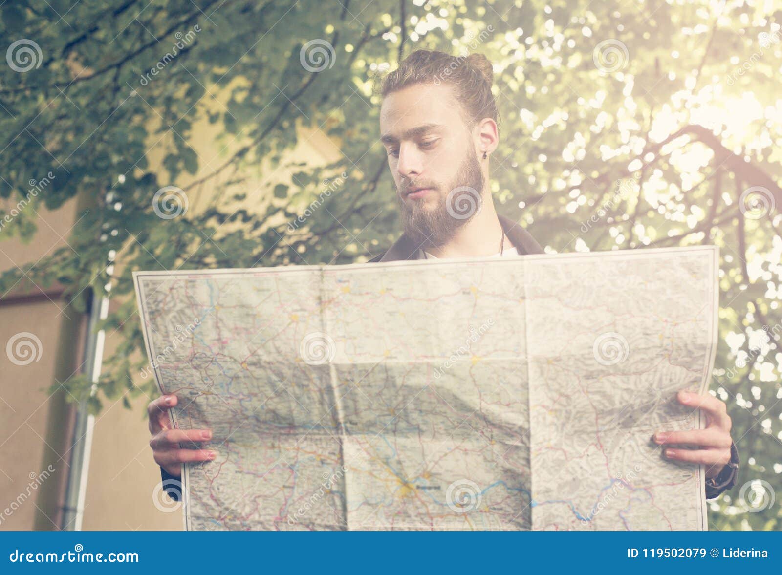 Turista Que Busca Lugares En Un Mapa Imagen de archivo - Imagen de ...