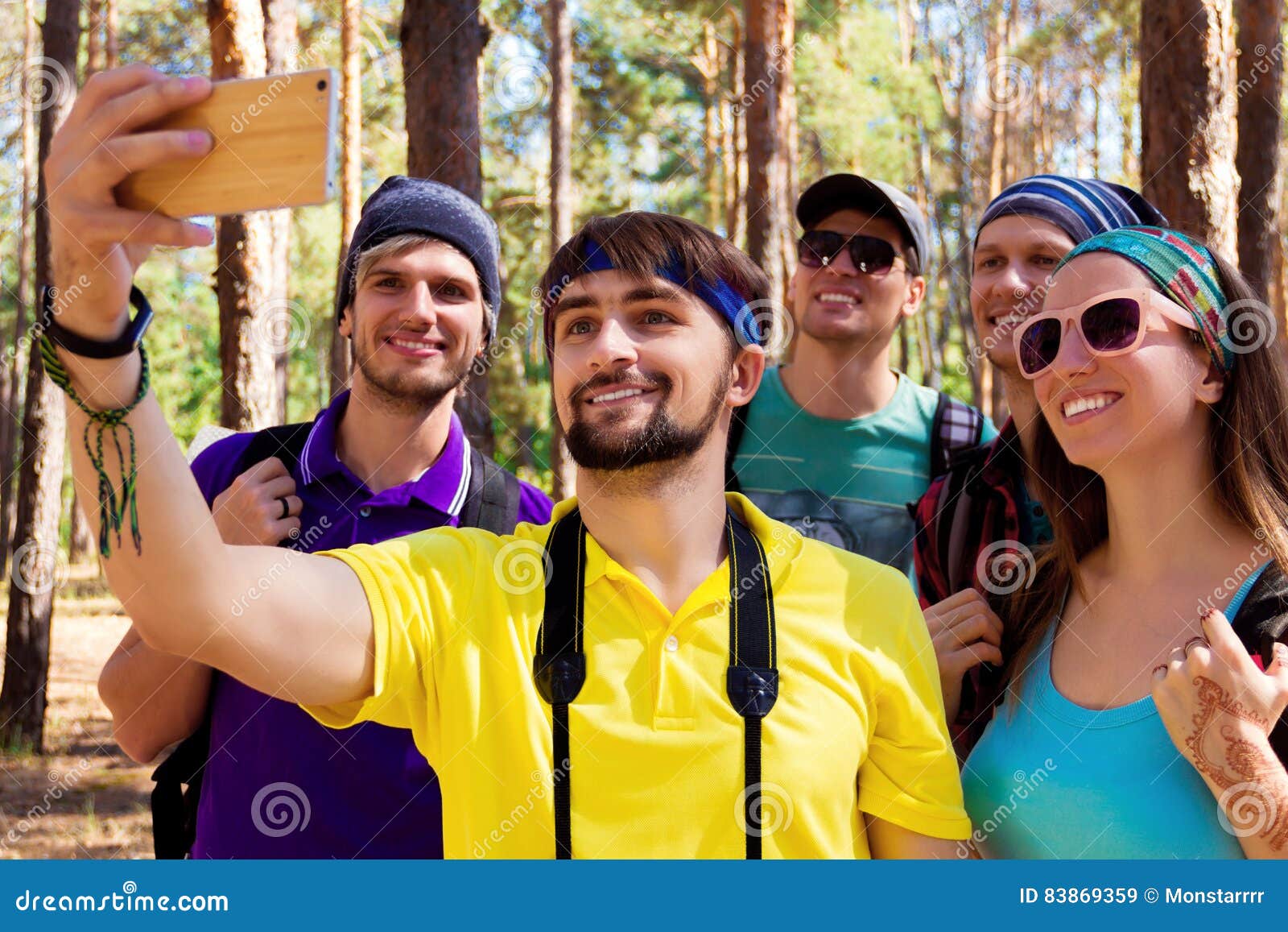 Turistas Jovenes En El Bosque Imagen de archivo - Imagen de cubo ...