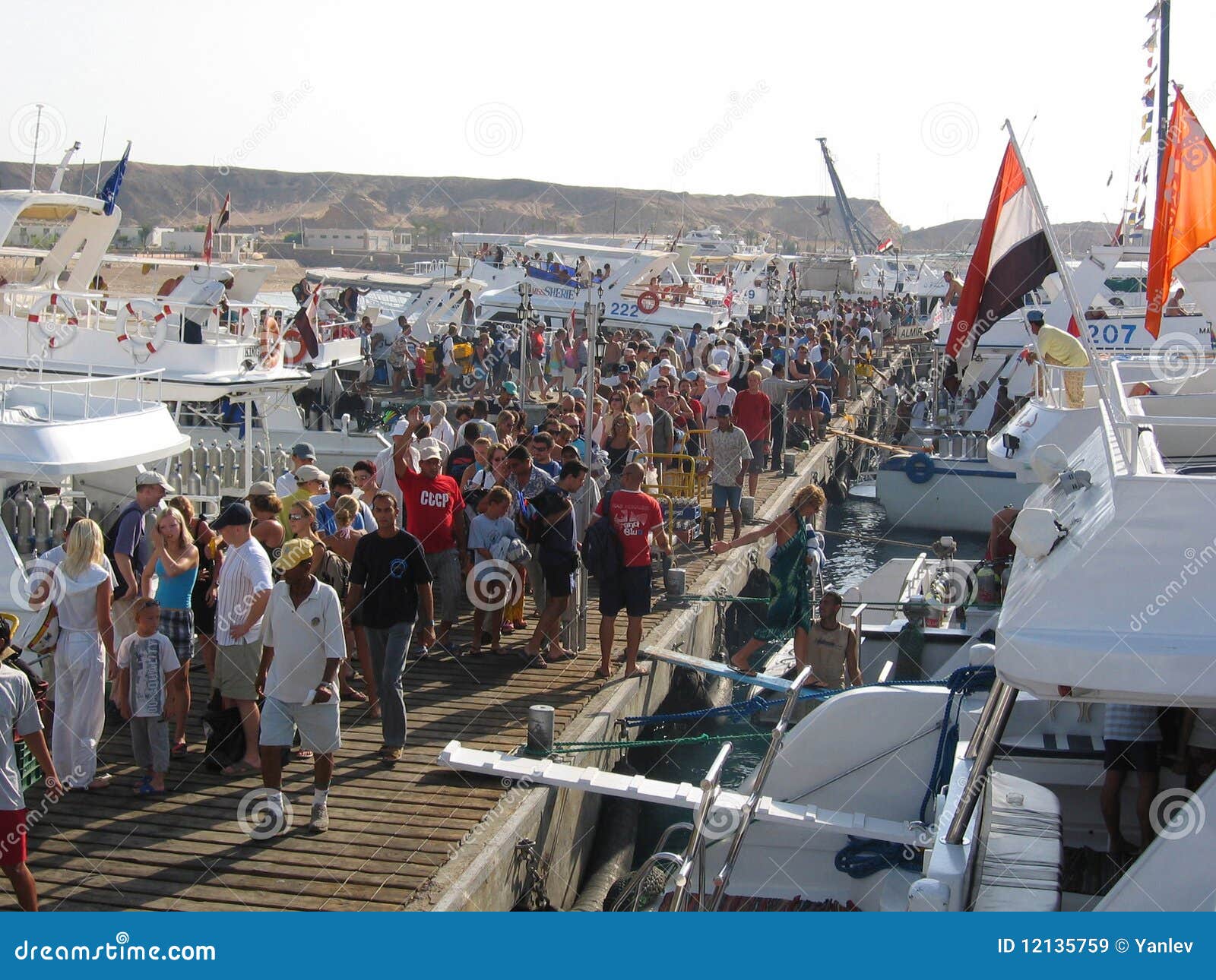 Turistas no porto imagem de stock editorial. Imagem de homem - 12135759