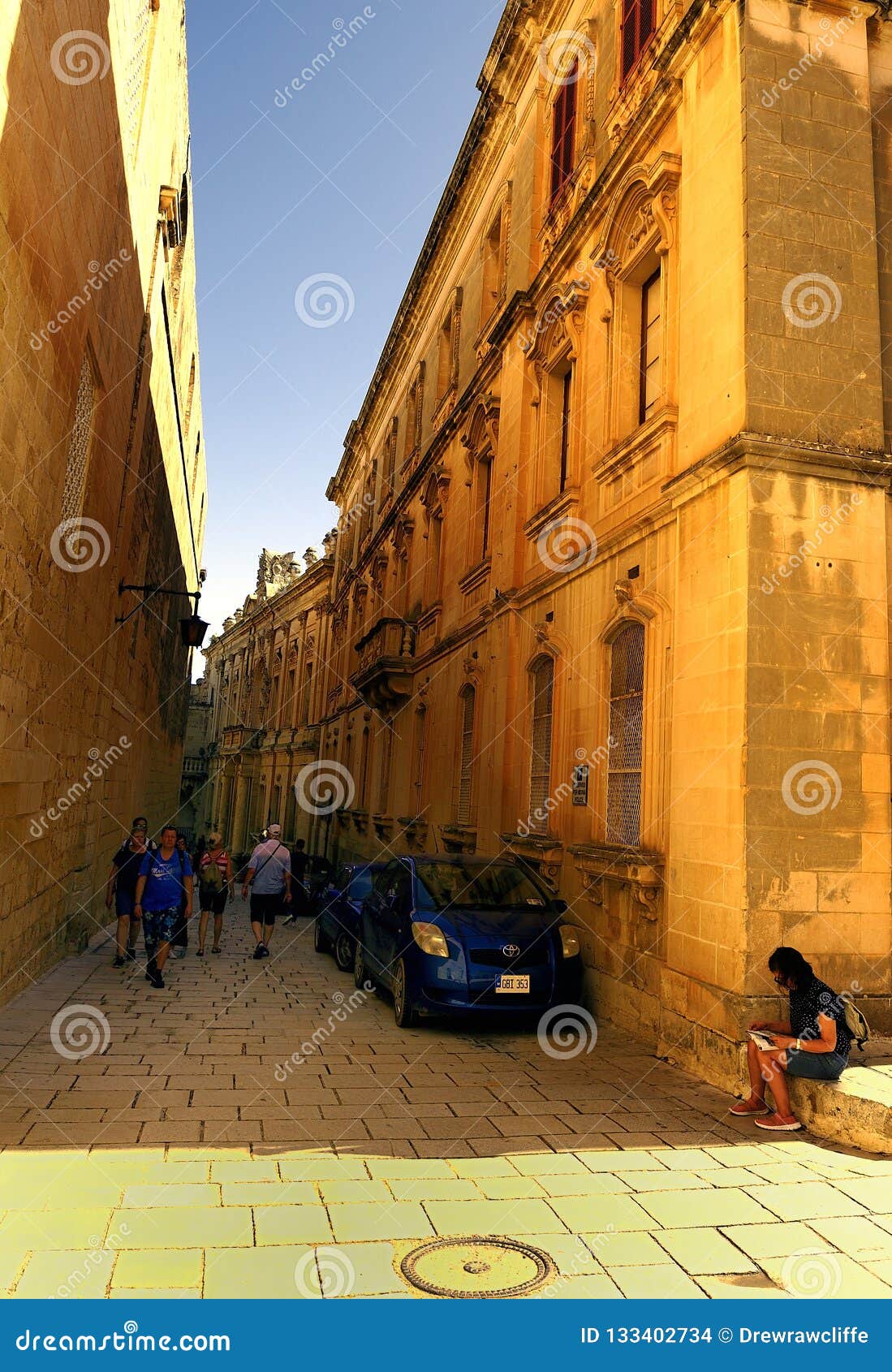 Turistas Y Coches Parqueados En Calles Estrechas De Mdina Imagen de ... Turistas Y Coches Parqueados En Calles Estrechas De Mdina Imagen de ...