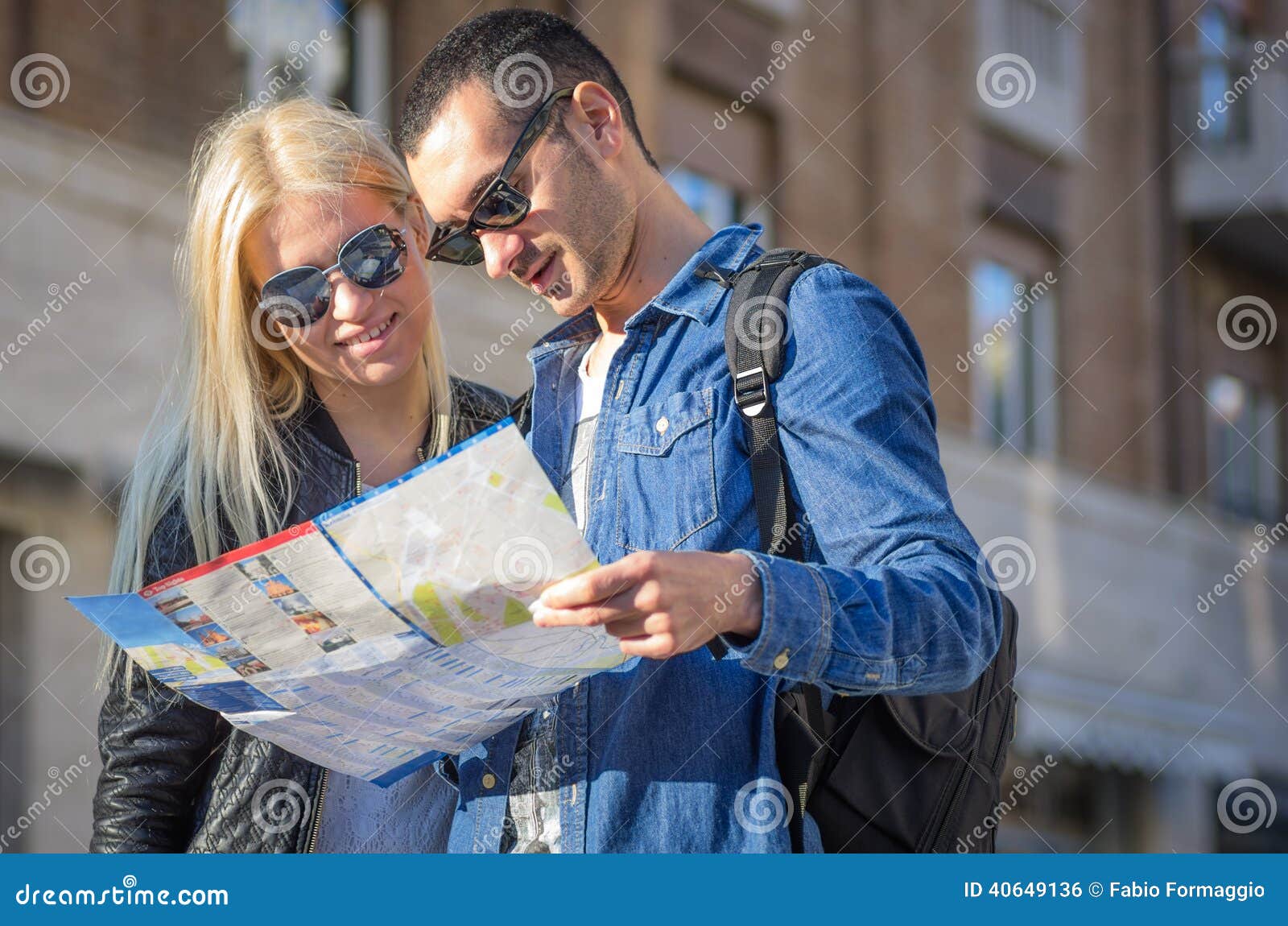 Turisti con la mappa fotografia stock. Immagine di limiti - 40649136