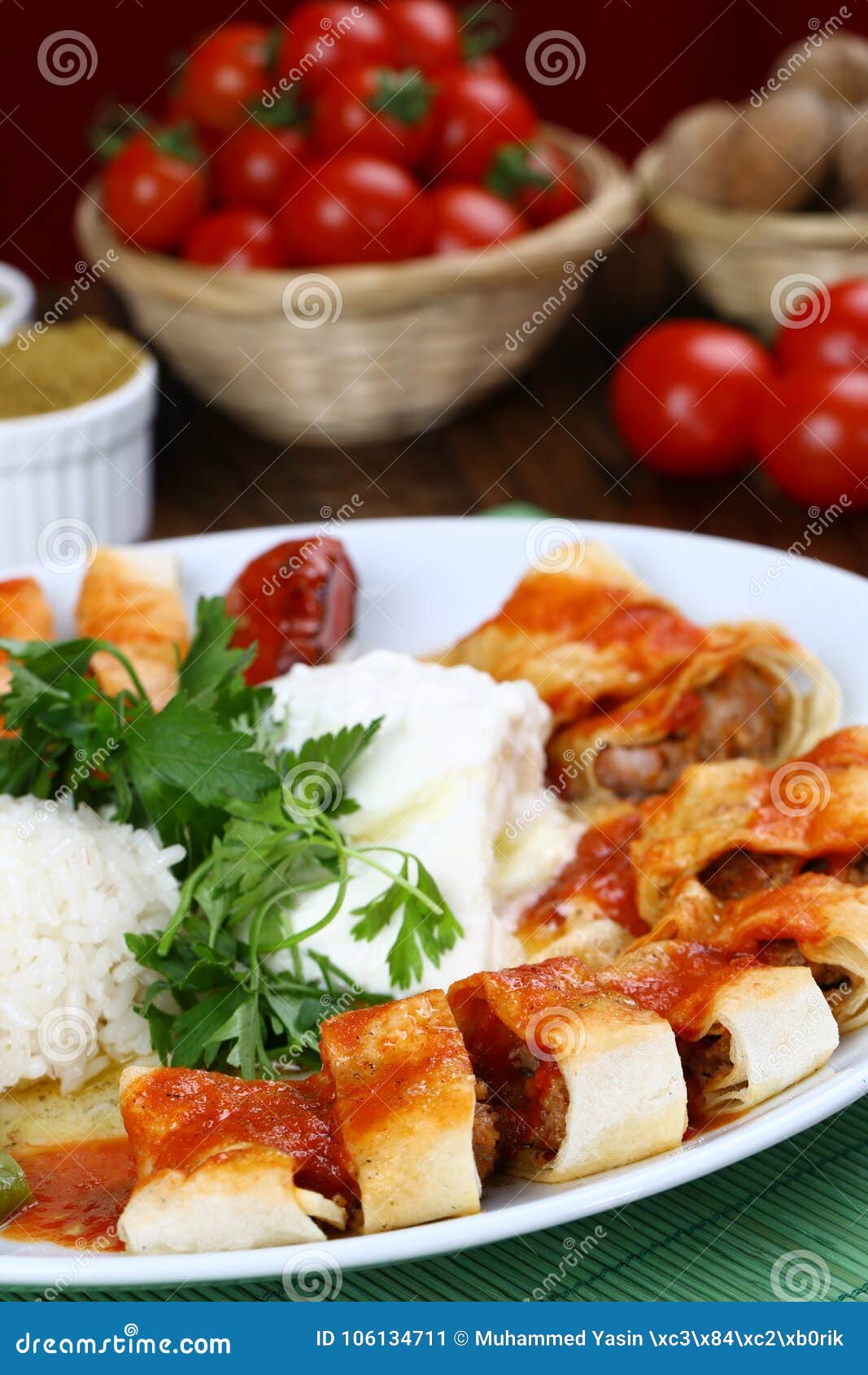 Turkish Beyti Kebap стоковое изображение. изображение насчитывающей ...