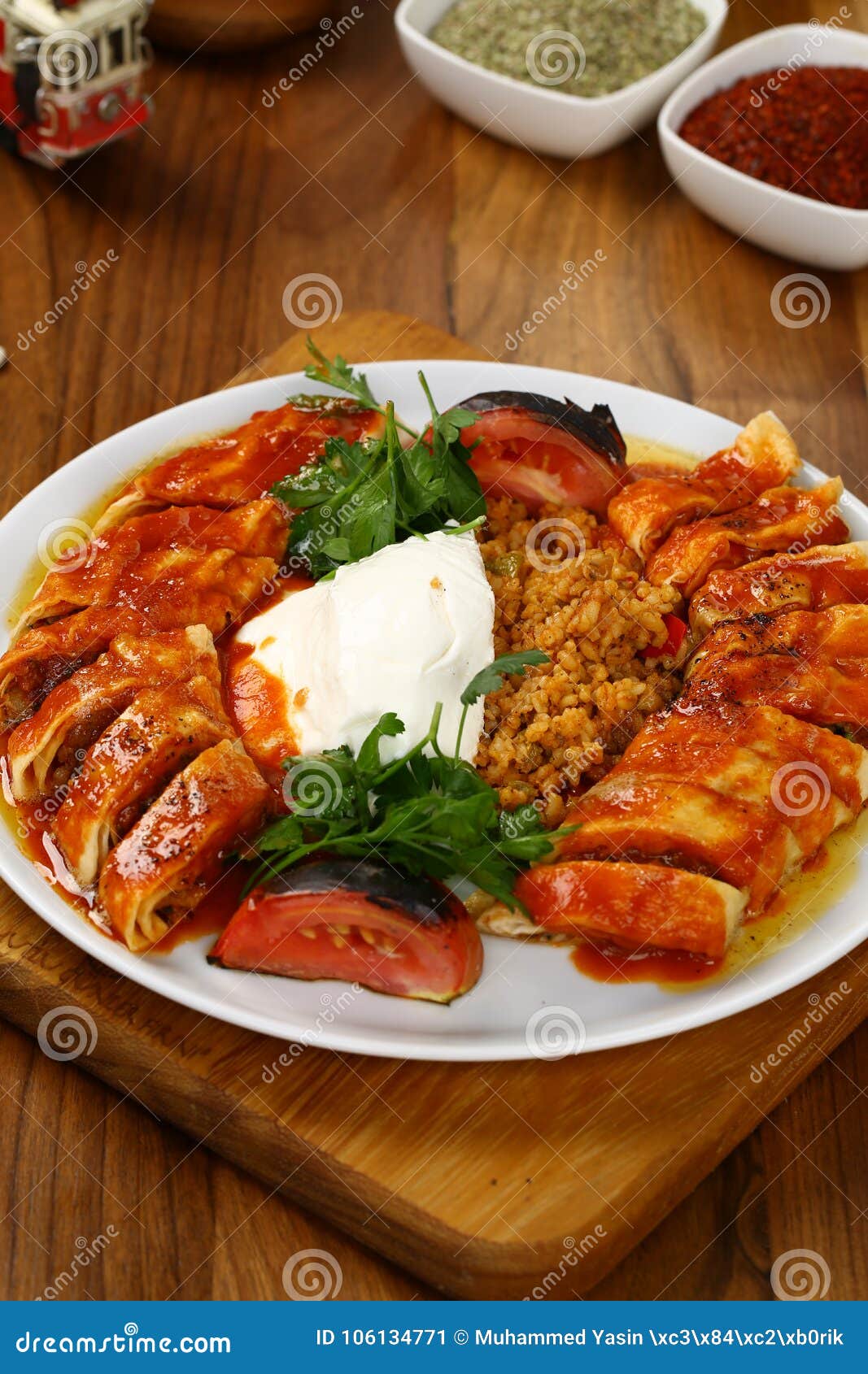 Turkish Beyti Kebap стоковое изображение. изображение насчитывающей ...