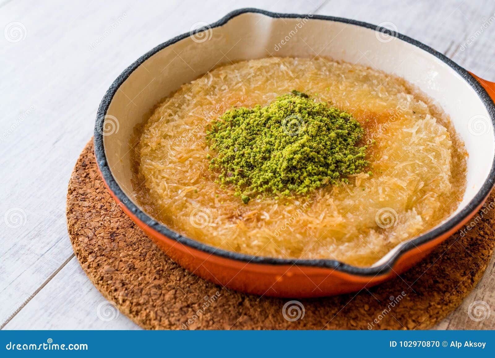 Turks Dessert Kunefe Met Pistachepoeder Stock Foto - Image of smakelijk ...