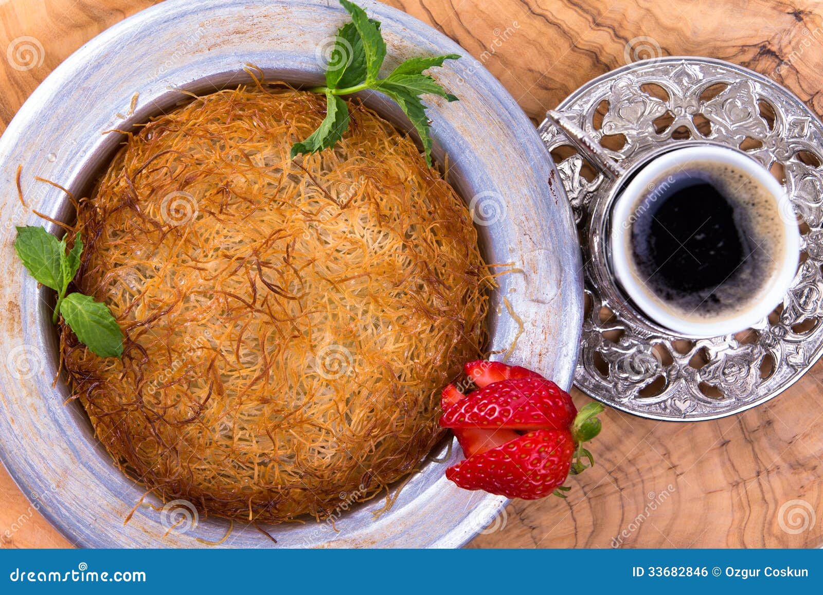 Turks Dessert Kunefe Op Olive Tree Trunk Stock Foto - Image of heerlijk ...