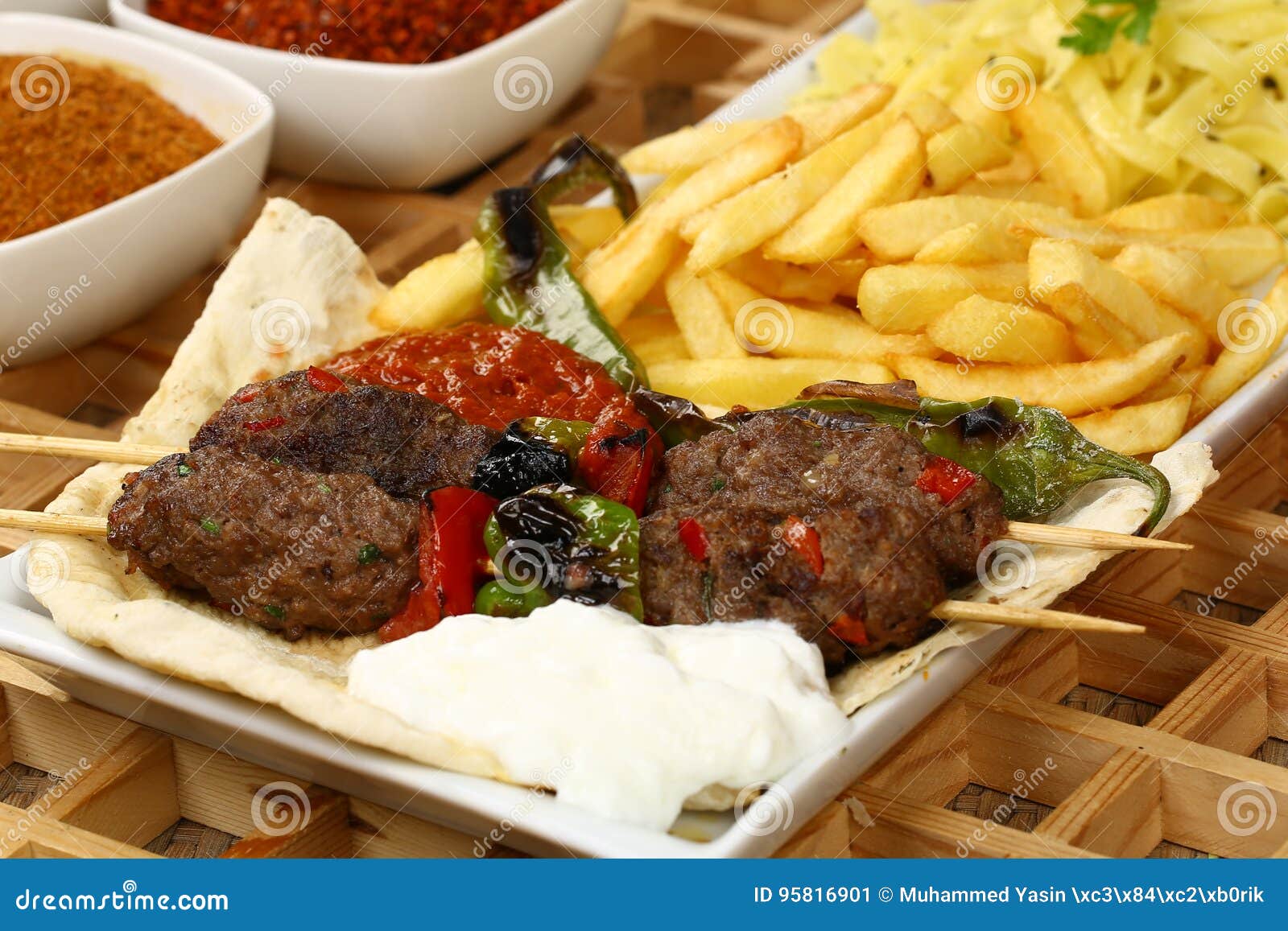 Turkse Adana Sis Kebab stock afbeelding. Image of schotel - 95816901