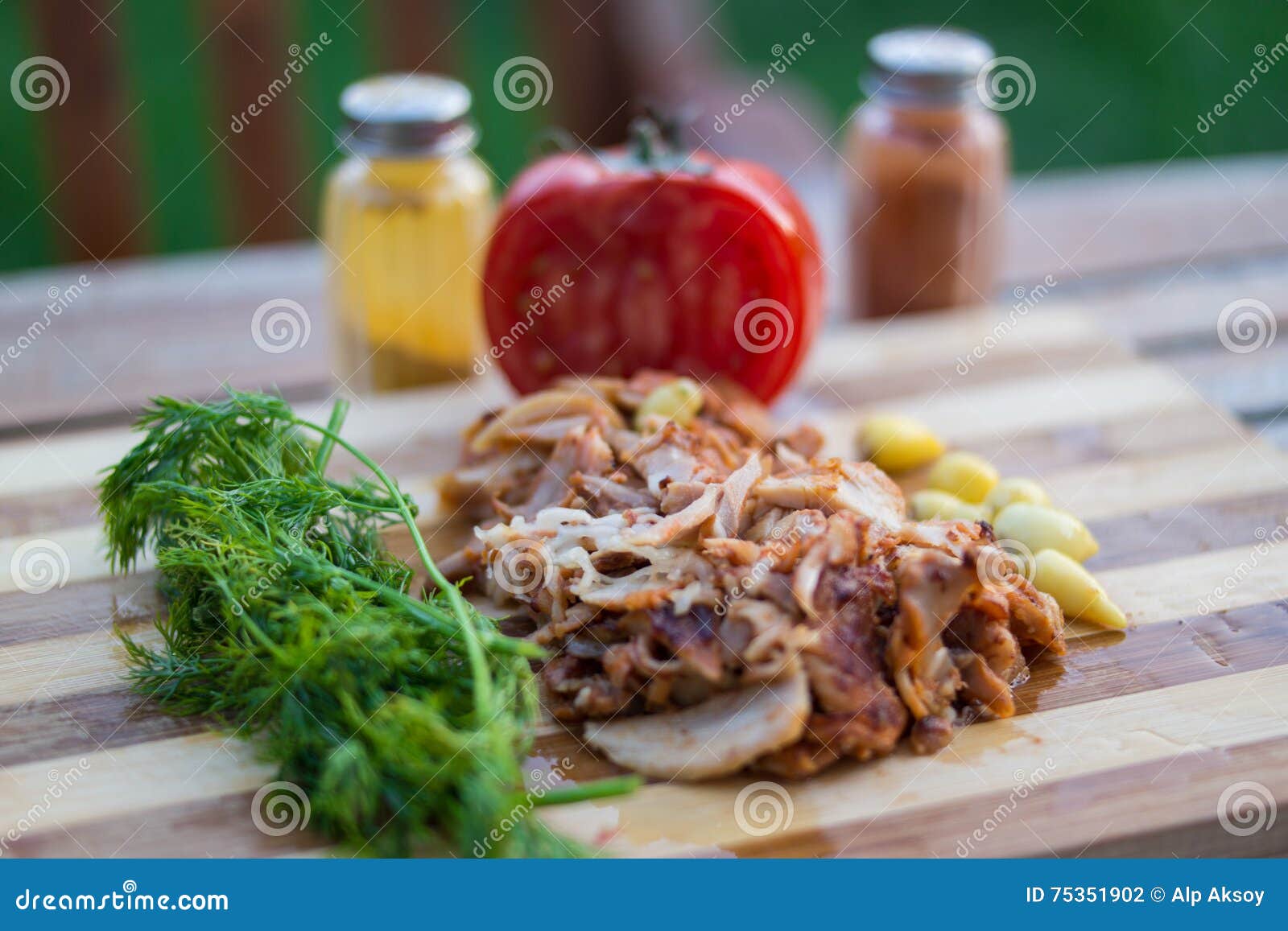 Turkse Kip Doner/Shawarma stock foto. Image of salade - 75351902