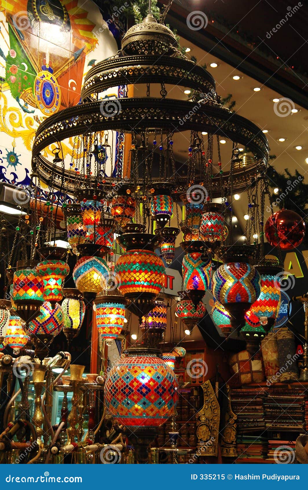 Turkse Markt: Kroonluchter stock afbeelding. Image of winkelen - 335215