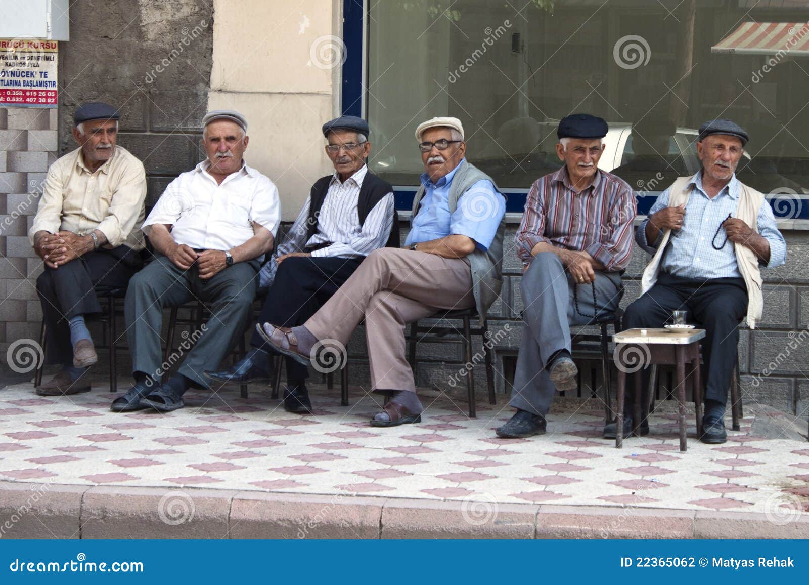 Turkse mensen redactionele fotografie. Afbeelding bestaande uit stoel ...