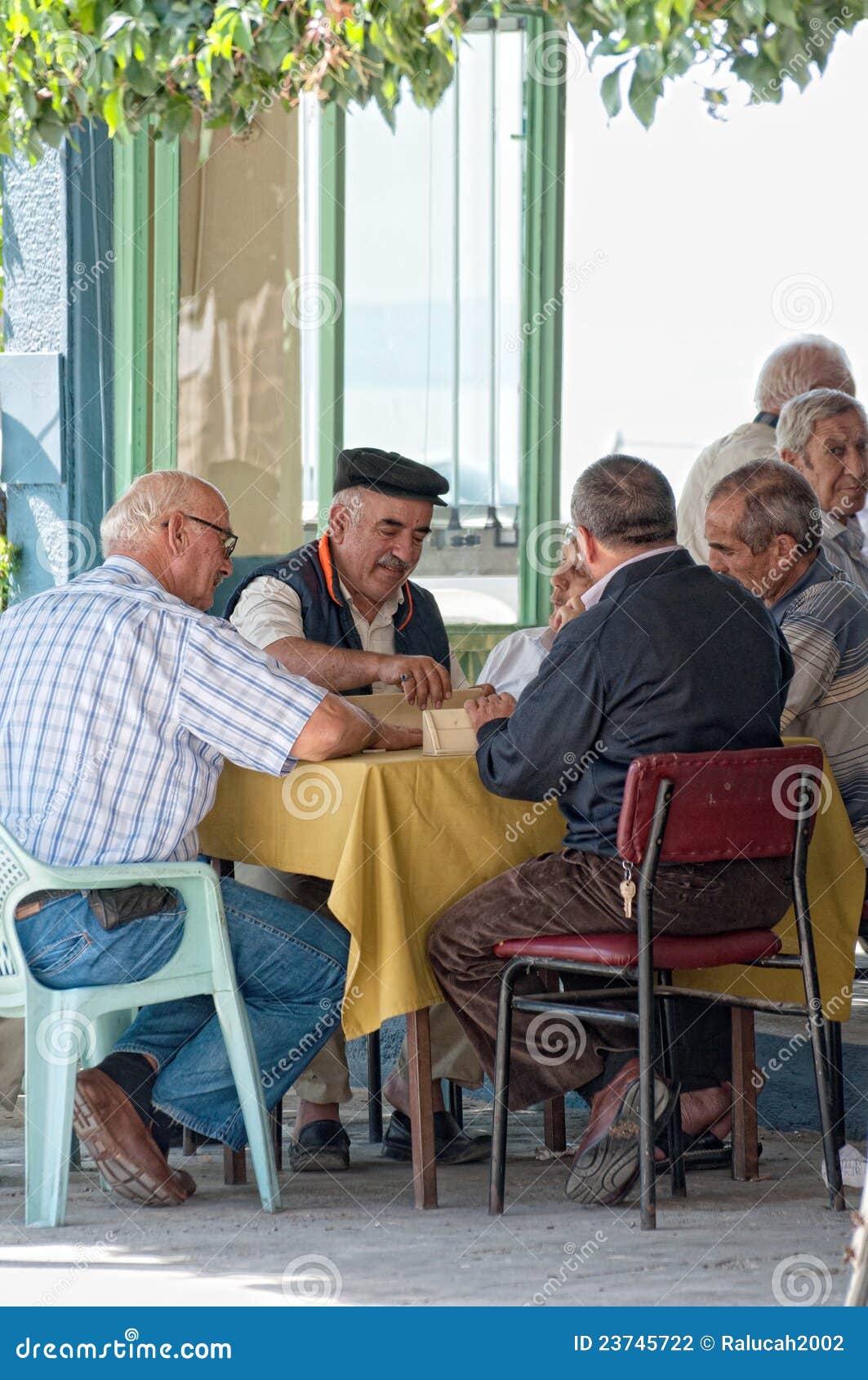 Turkse Mensen Die Rummy Spelen Redactionele Fotografie - Image of ...