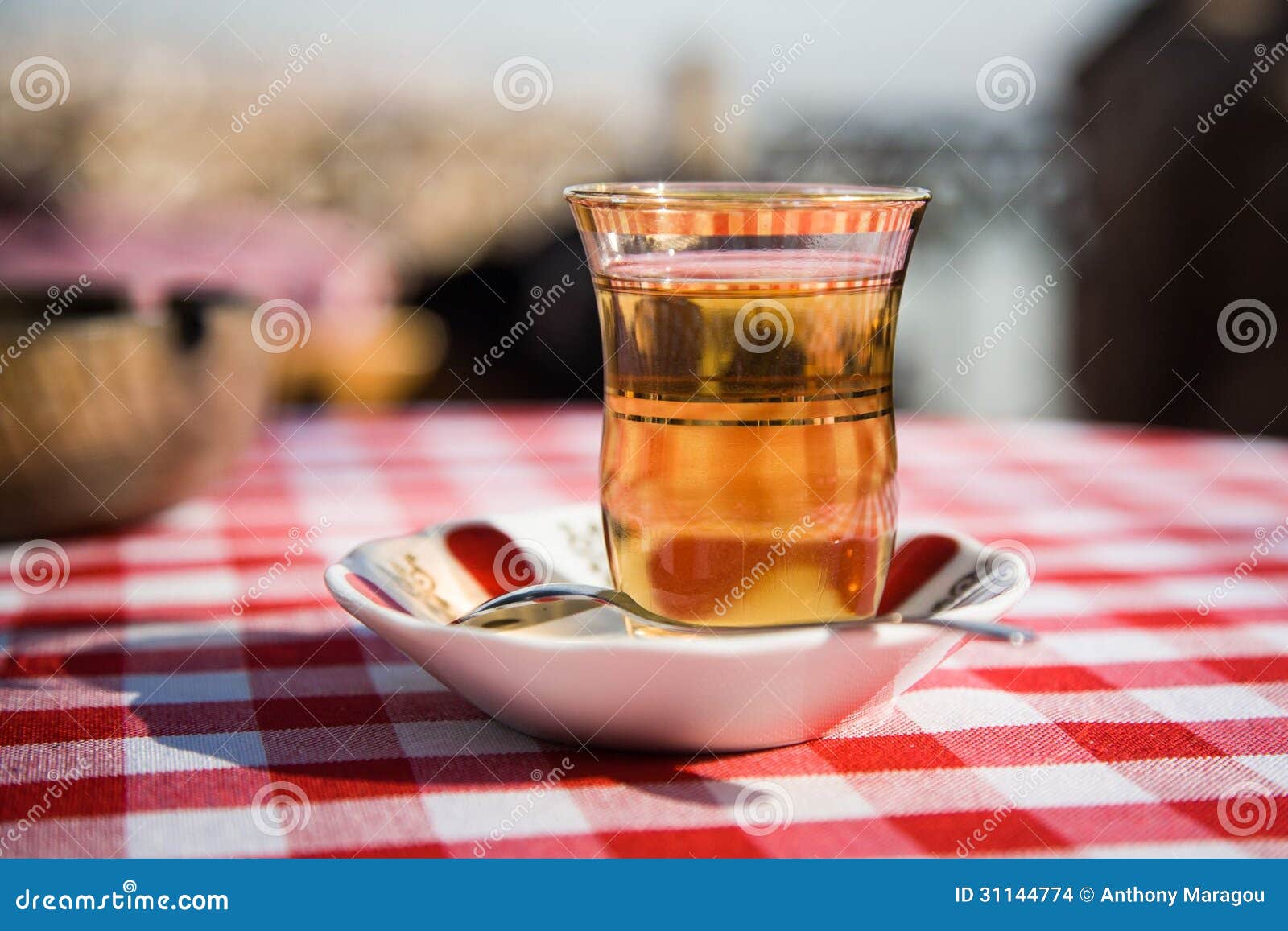Turkse thee in glas stock foto. Image of cultuur, schotel - 31144774