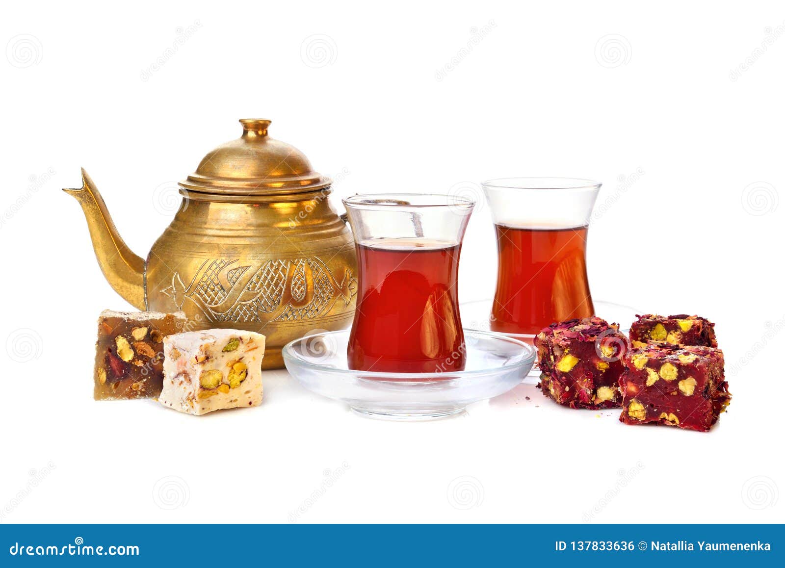 Turkse thee met rahatlokum stock foto. Image of geïsoleerd - 137833636