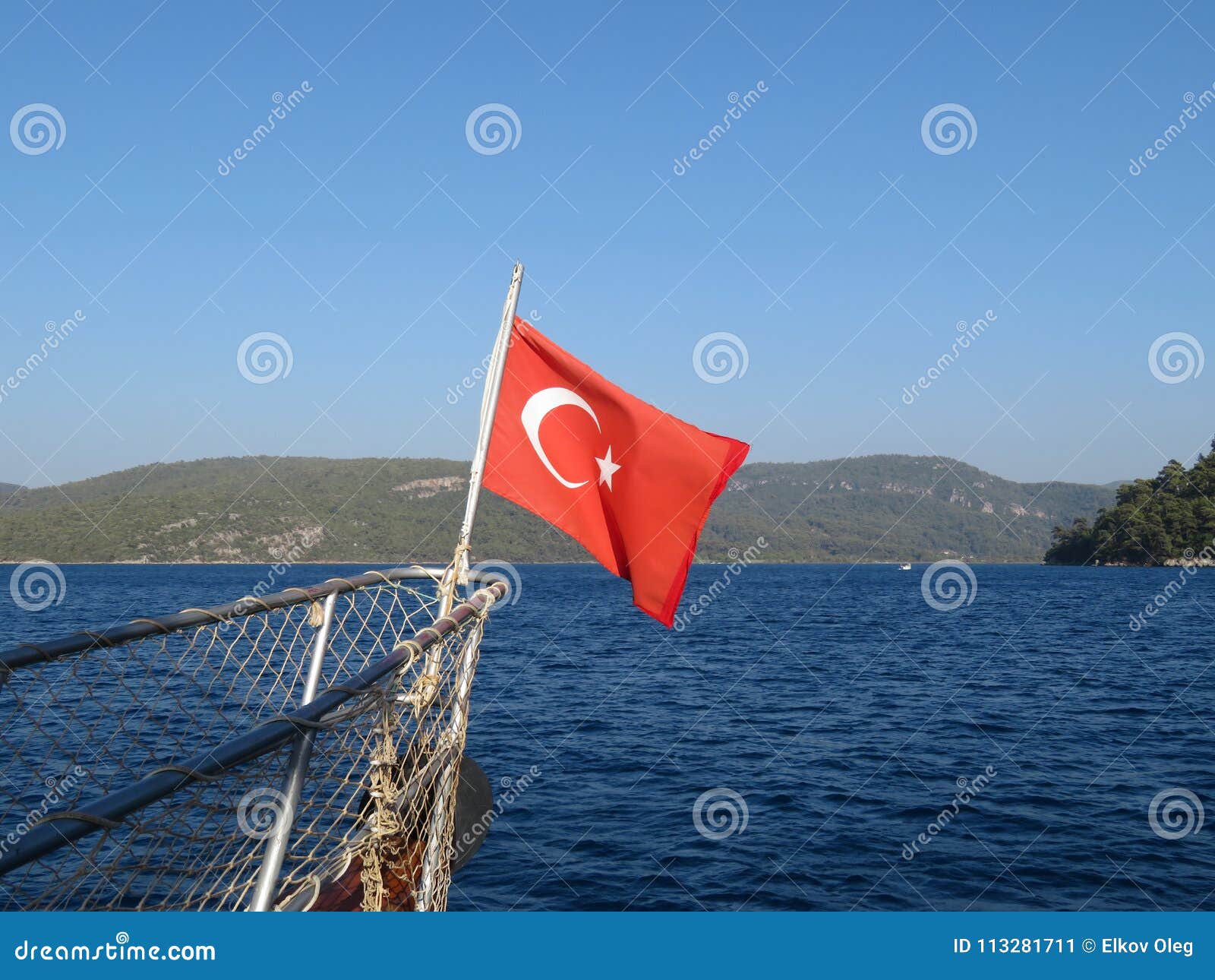 Turkse Vlag Op De Neus Van De Boot Stock Afbeelding - Image of egeïsch ...