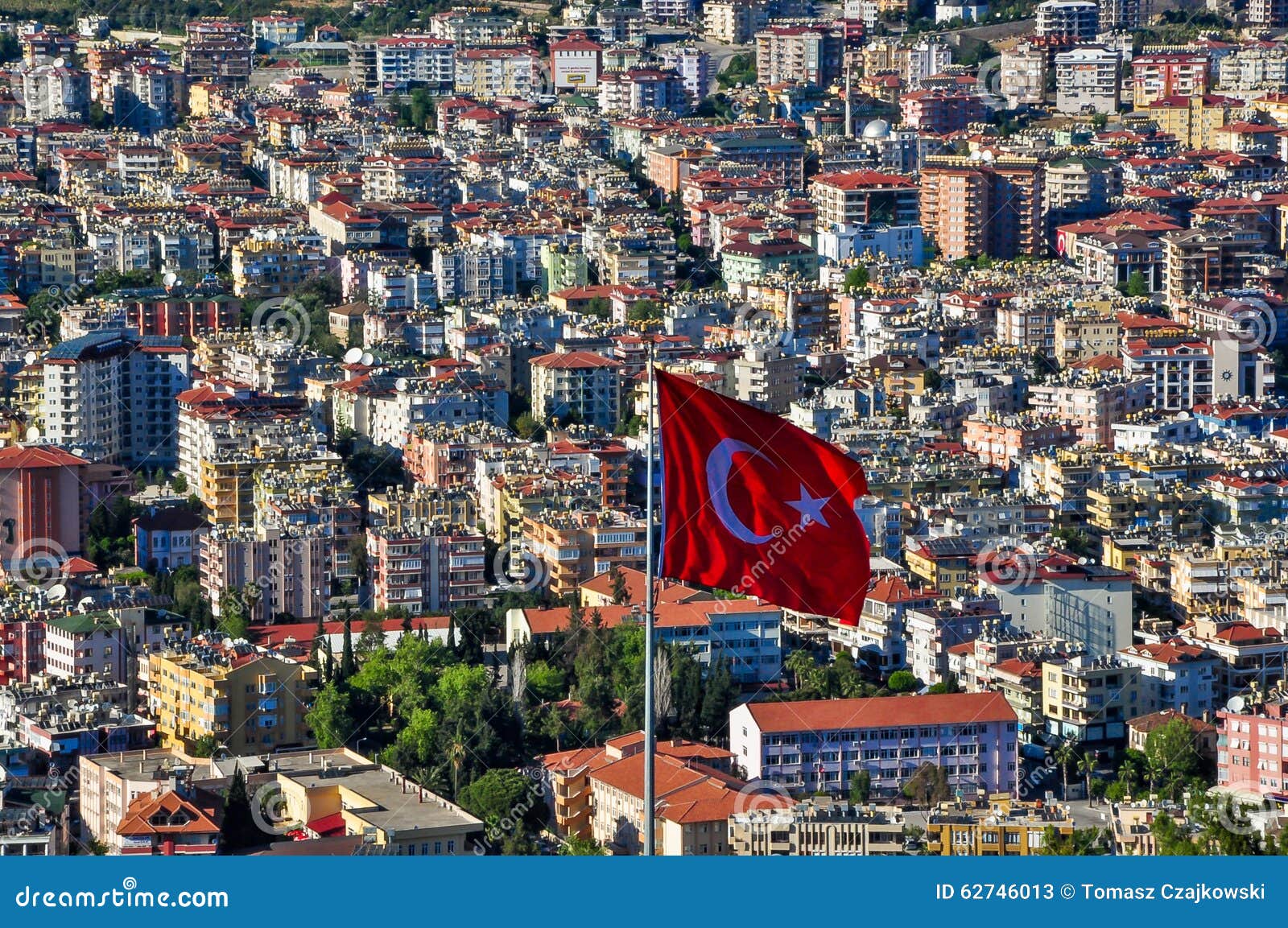 Turkse Vlag over Alanya stock afbeelding. Image of ankara - 62746013