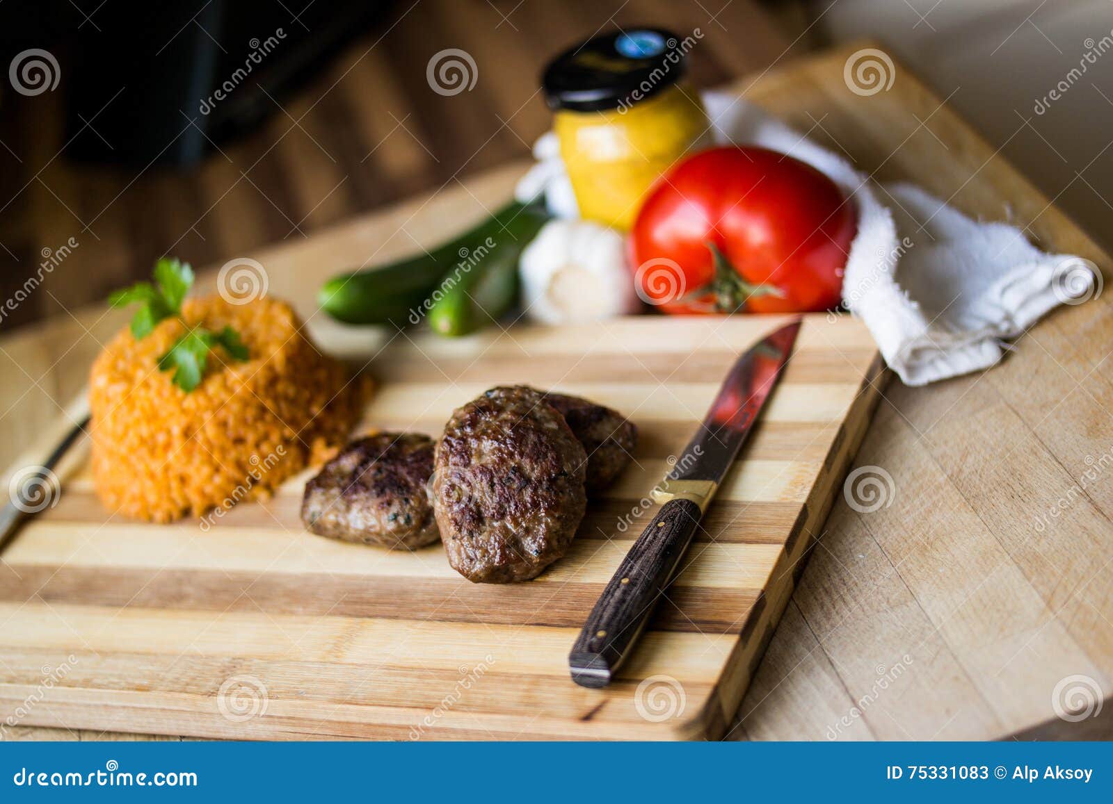 Turkse Vleesballetje En Bulgur Rijst Stock Afbeelding - Image of ...