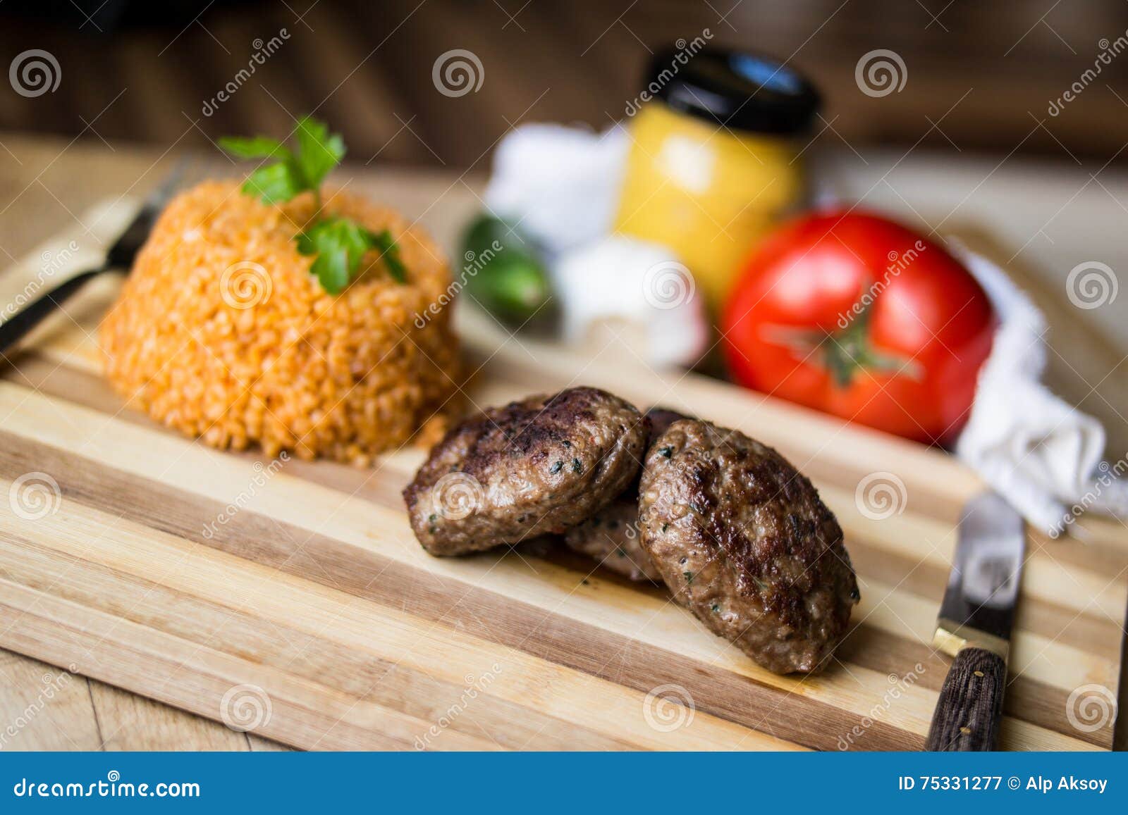 Turkse Vleesballetje En Bulgur Rijst Stock Afbeelding - Image of ...
