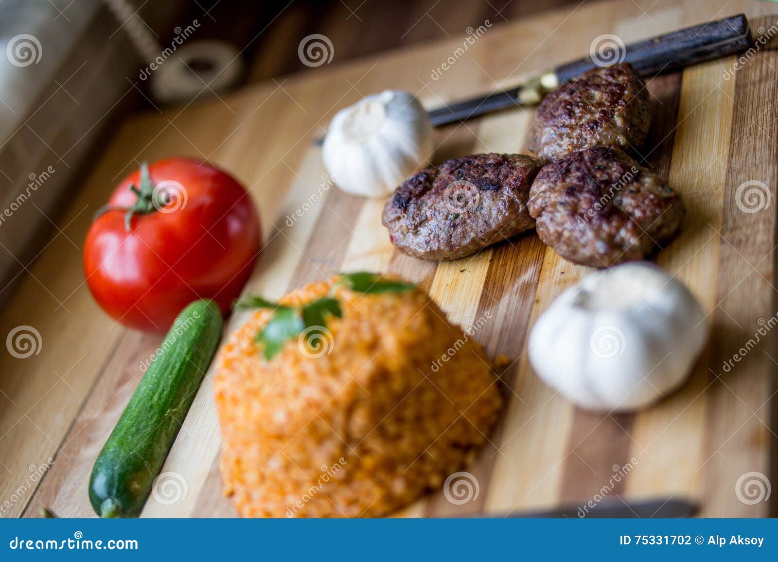 Turkse Vleesballetje En Bulgur Rijst Stock Foto - Image of horizontaal ...