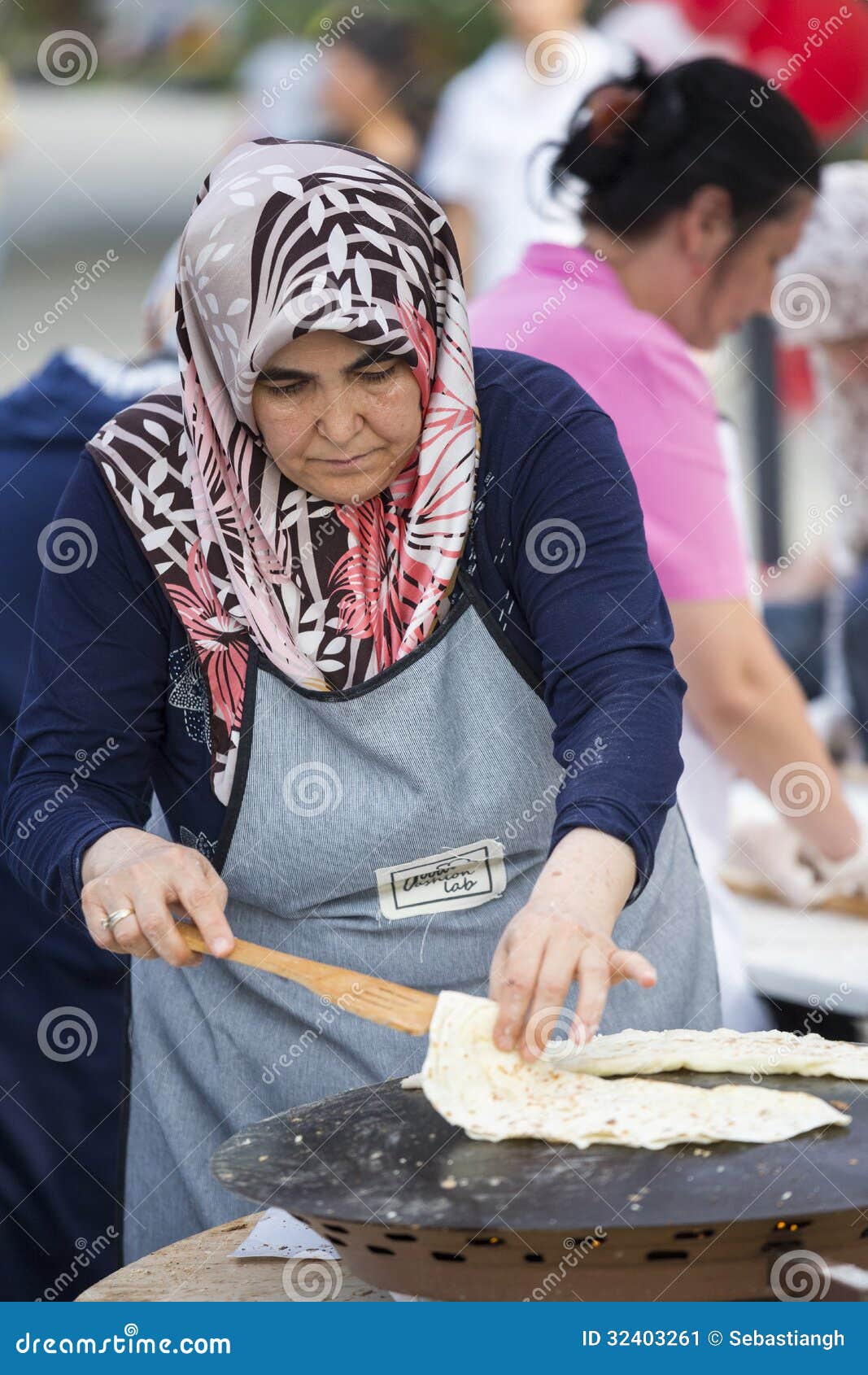 Turkse Vrouw Die Traditionele Pastei Bakken Redactionele Foto - Image ...