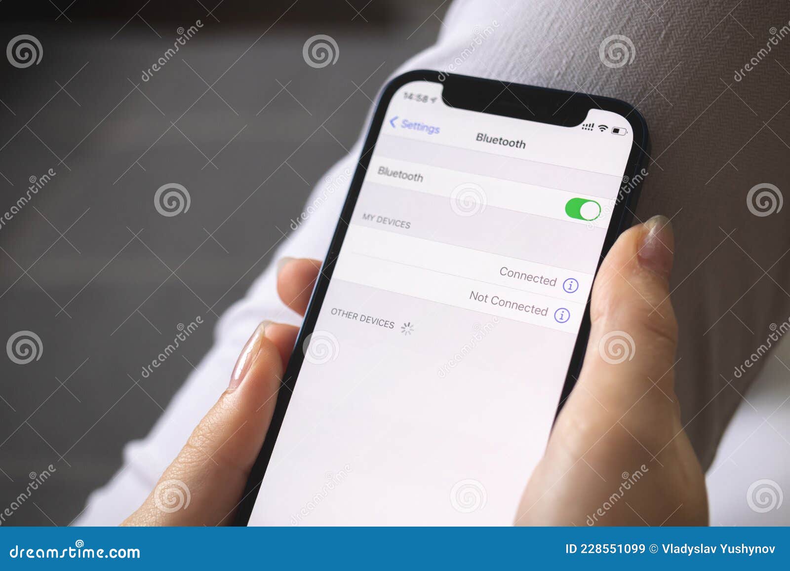 Turning on the Bluetooth Settings on Mobile Phone, Setting Screen Close ...