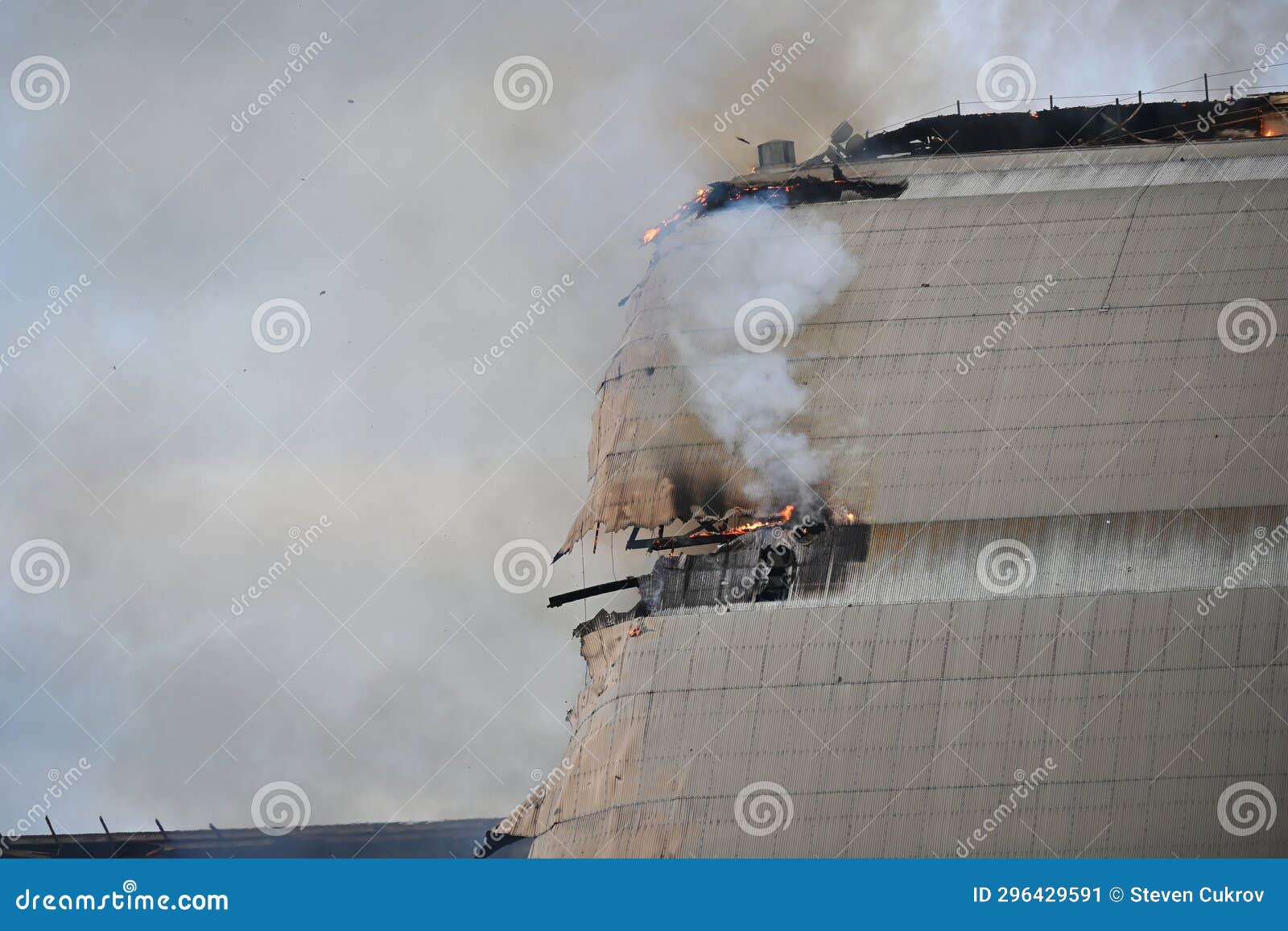 TUSTIN, CALIFORNIA - 7 NOV 2023: the MCAS Tustin Blimp Hangar on Fire ...