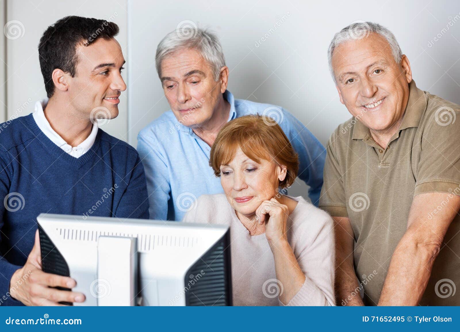 Tutor Assisting Senior Students Em Usar O Computador Na Classe Imagem ...