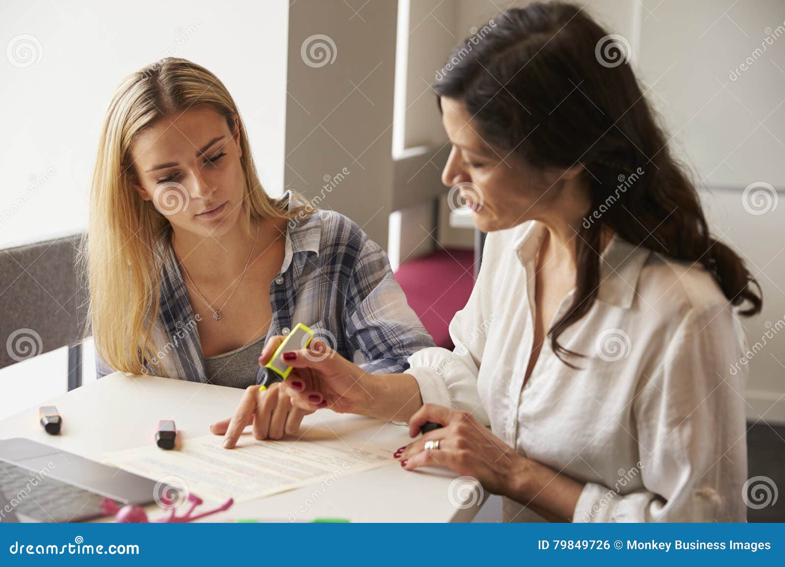 Tutor Using Learning Aids Para Ajudar O Estudante with Dyslexia Foto de ...