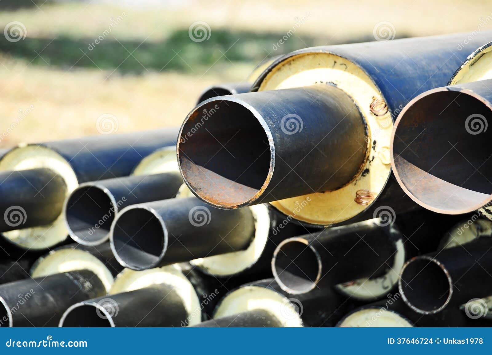 Tuyau D'acier Avec L'isolation Thermique Photo stock - Image of empilé ...