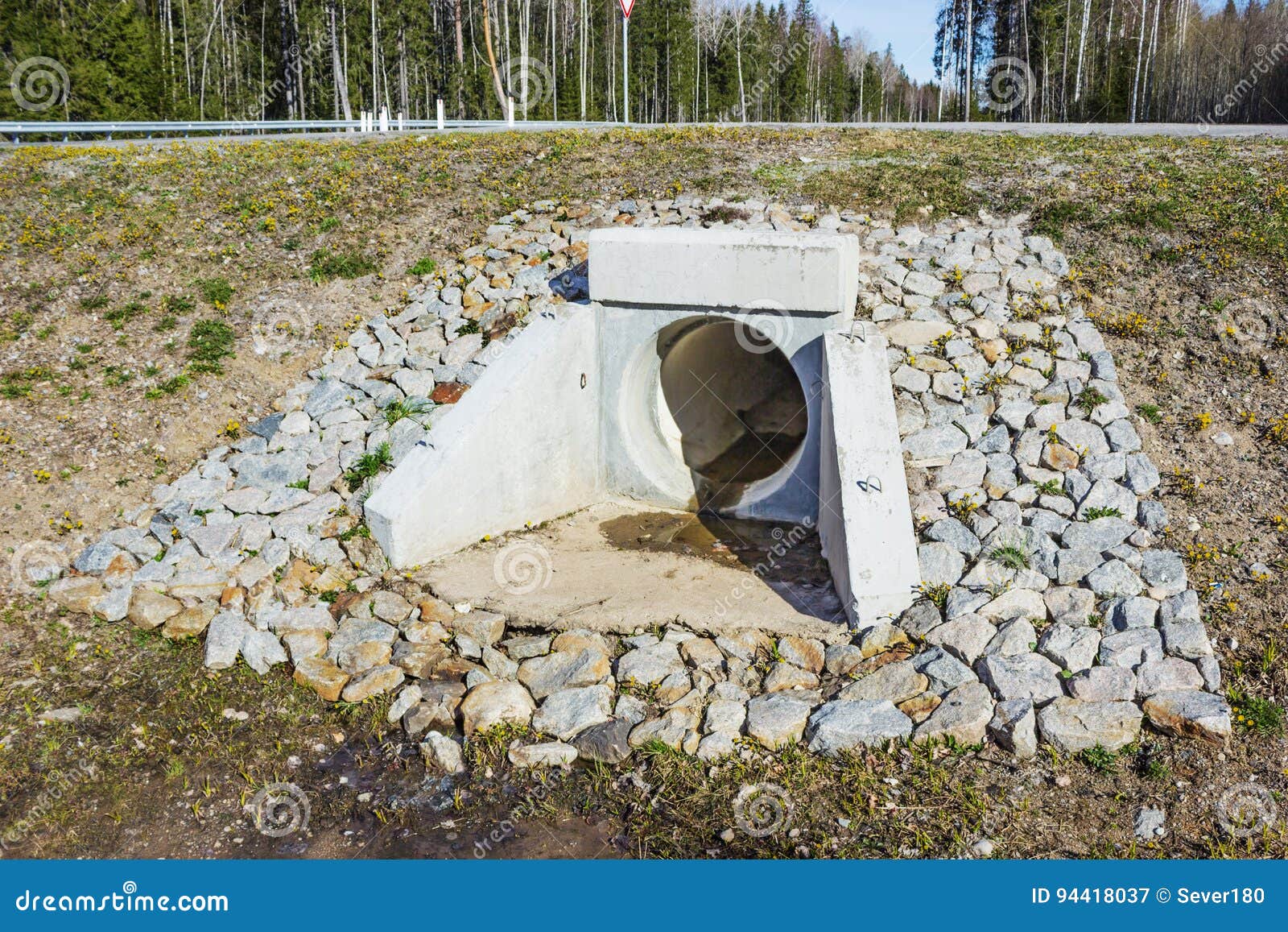 Tuyau De Drainage Sous La Route Image stock - Image du fond, décharge ...