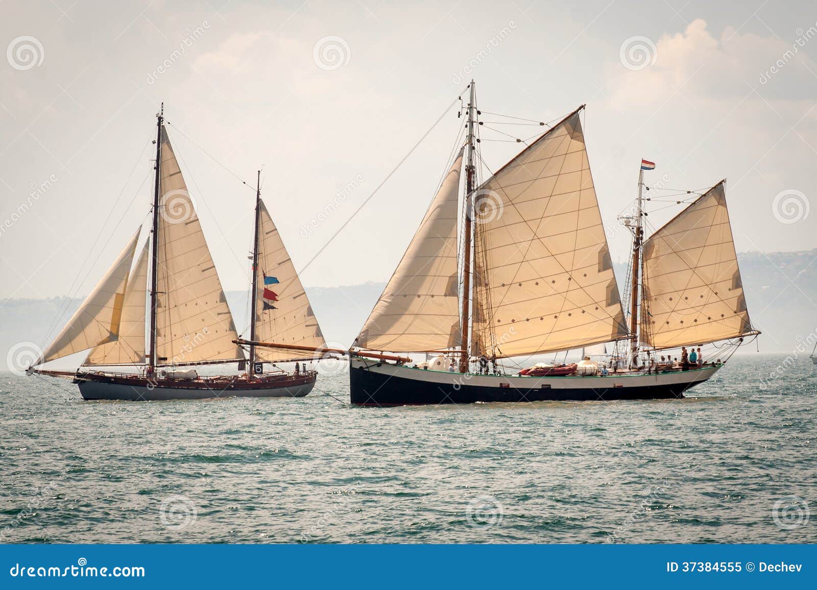 Två gamla skepp fotografering för bildbyråer. Bild av högväxt - 37384555