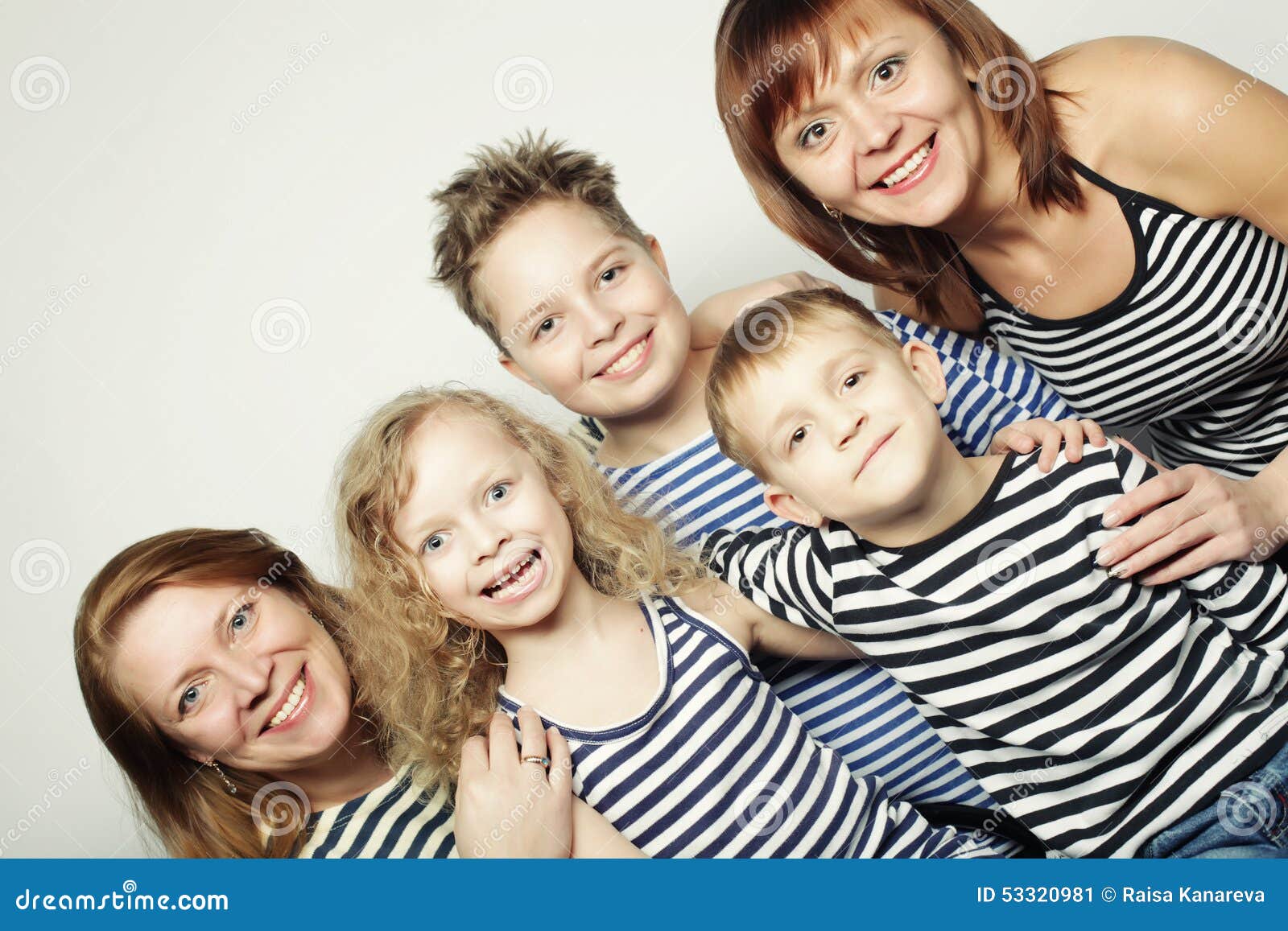 Två mammor och tre ungar fotografering för bildbyråer. Bild av leende ... Två mammor och tre ungar fotografering för bildbyråer. Bild av leende ...