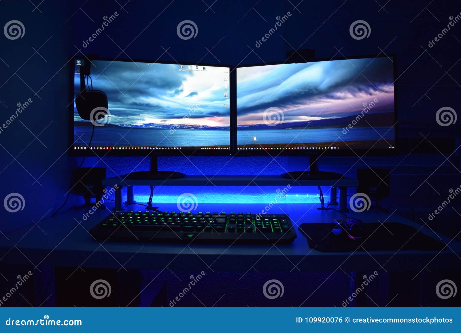 Twee Aangezette Monitors Van Het Computer Vlakke Scherm Picture. Image ...